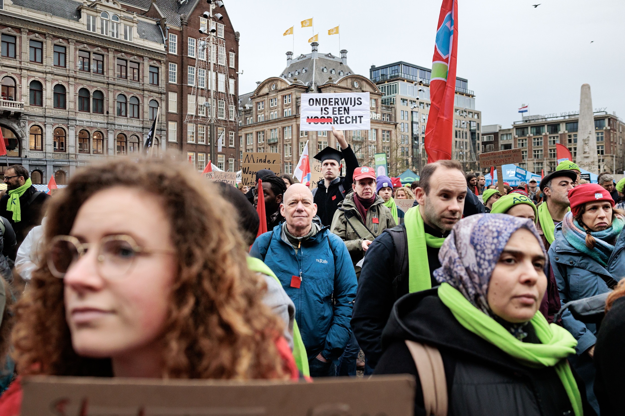 Honderden studenten en docenten betogen op de Dam tegen bezuinigingen ...