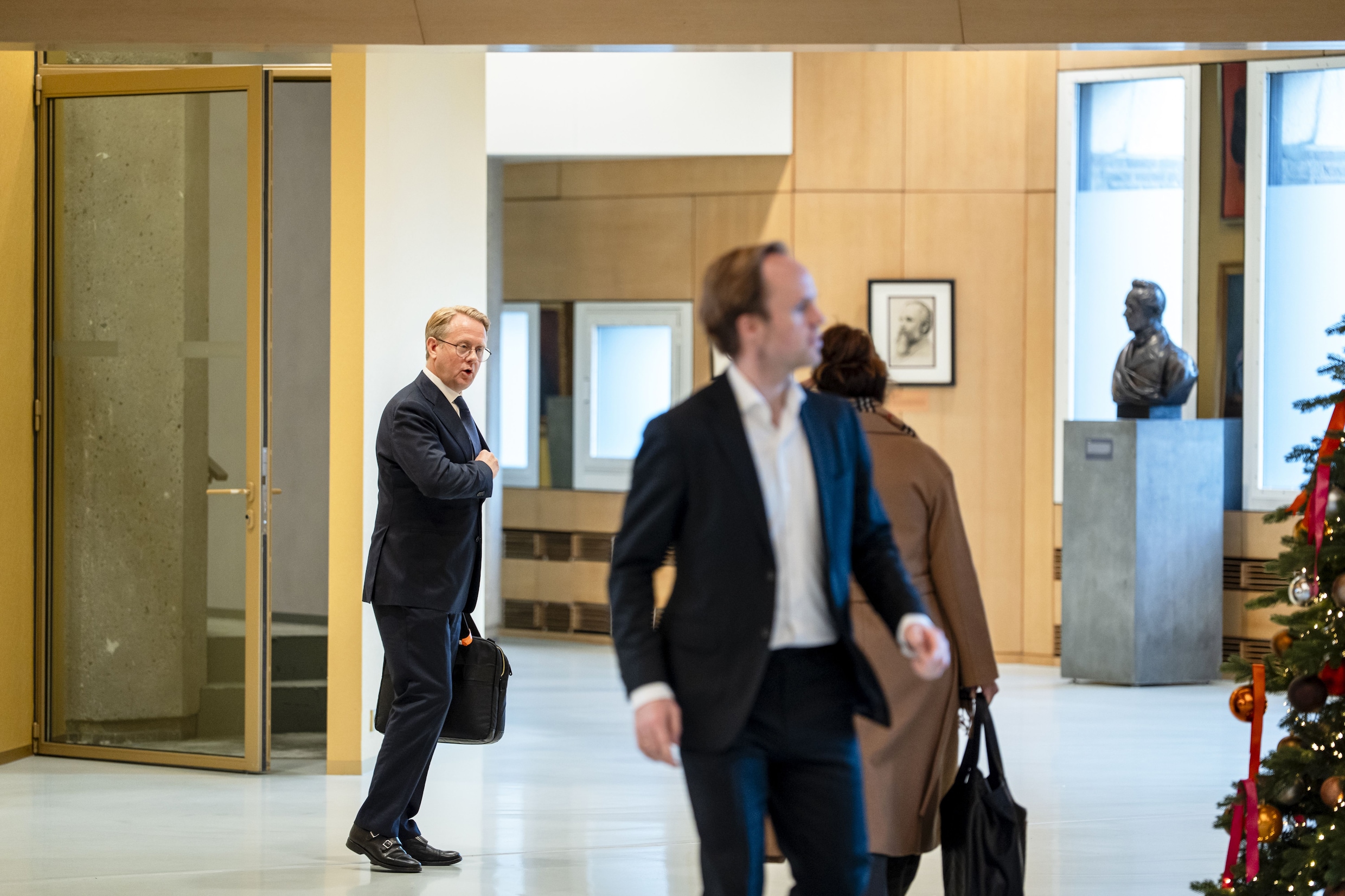 Kamer botst met kabinet, dat snel besluit wil nemen over luchthaven ...