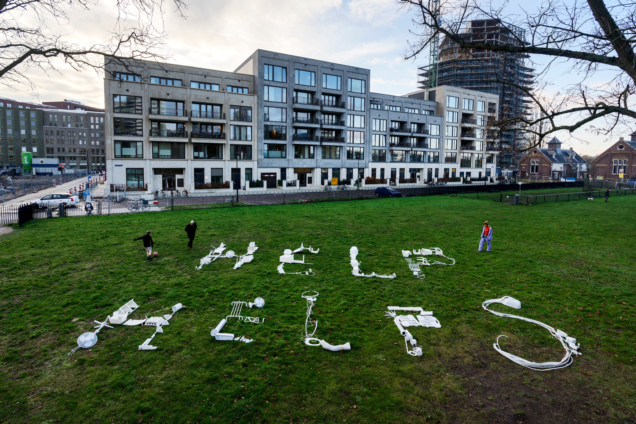 ‘Help Helps’ lees je in grote letters van zwerfafval in het Bella ...