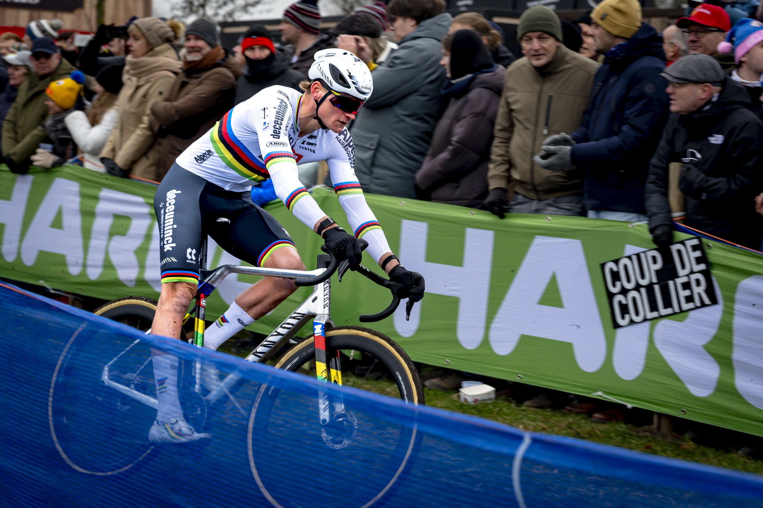 Mathieu van der Poel bijna van fiets na tik uit publiek, man meegenomen ...