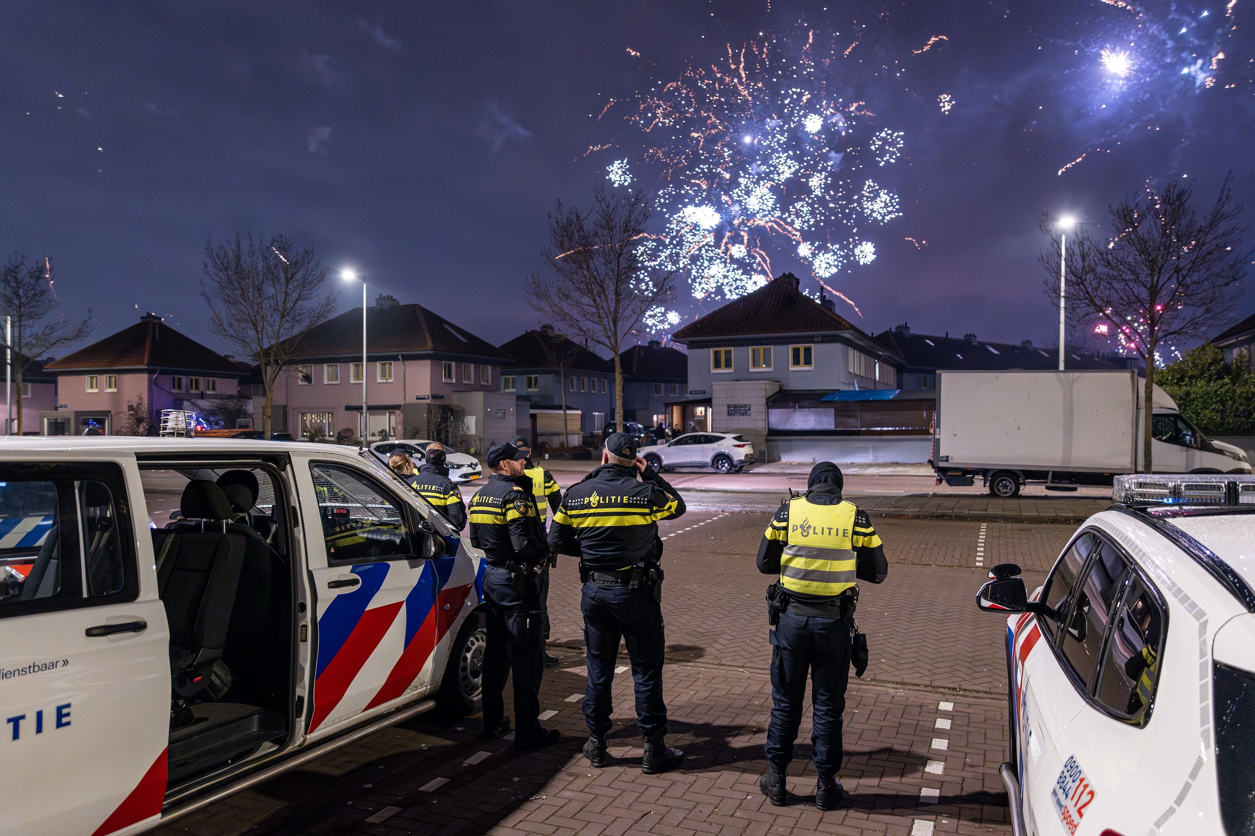 Opinie: ‘Wie het geweld rond oud en nieuw afdoet als ‘rellen van ...