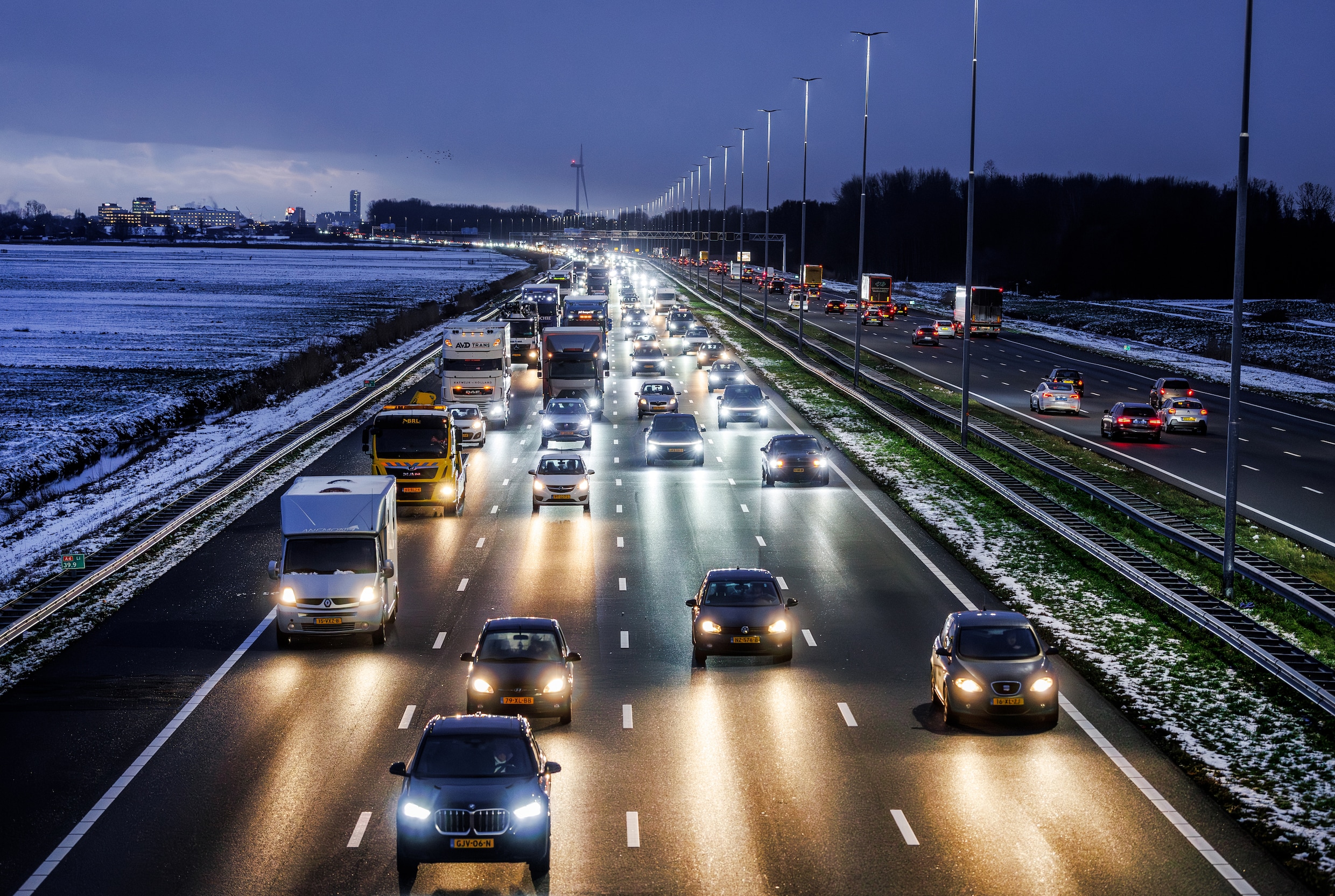 Nederland ontwaakt in diepvries: kwik duikt naar -10, wegen blijven ...