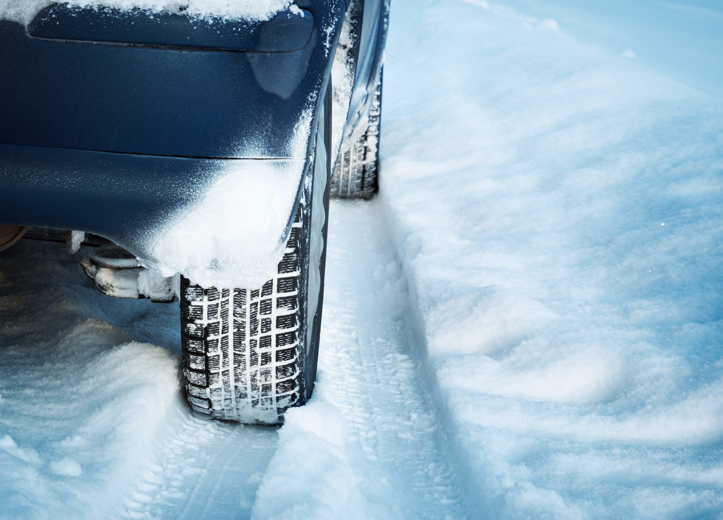 Druk op dit knopje als je niet wegkomt in de sneeuw – en andere rijtips ...