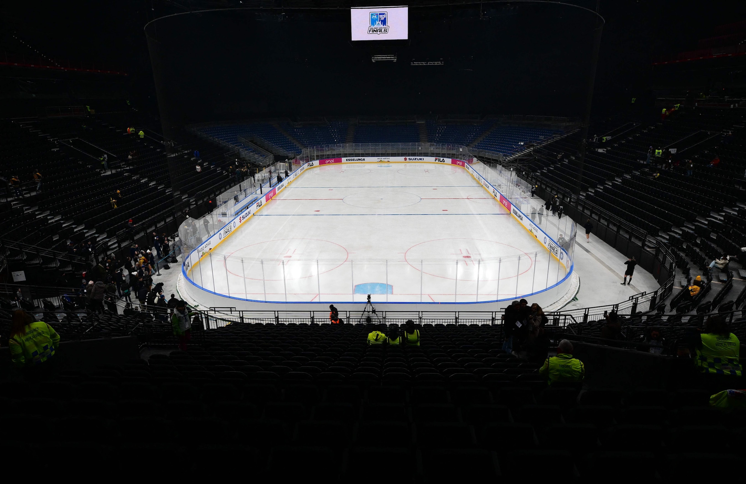 Onaffe stadions, een gat in het ijs: Milaan voert race tegen de klok om ...
