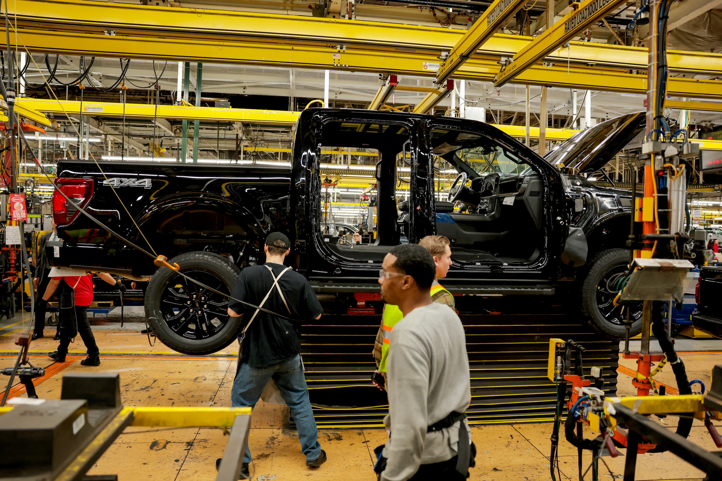 Trump steekt middelvinger op naar werknemer tijdens rondleiding in Ford ...