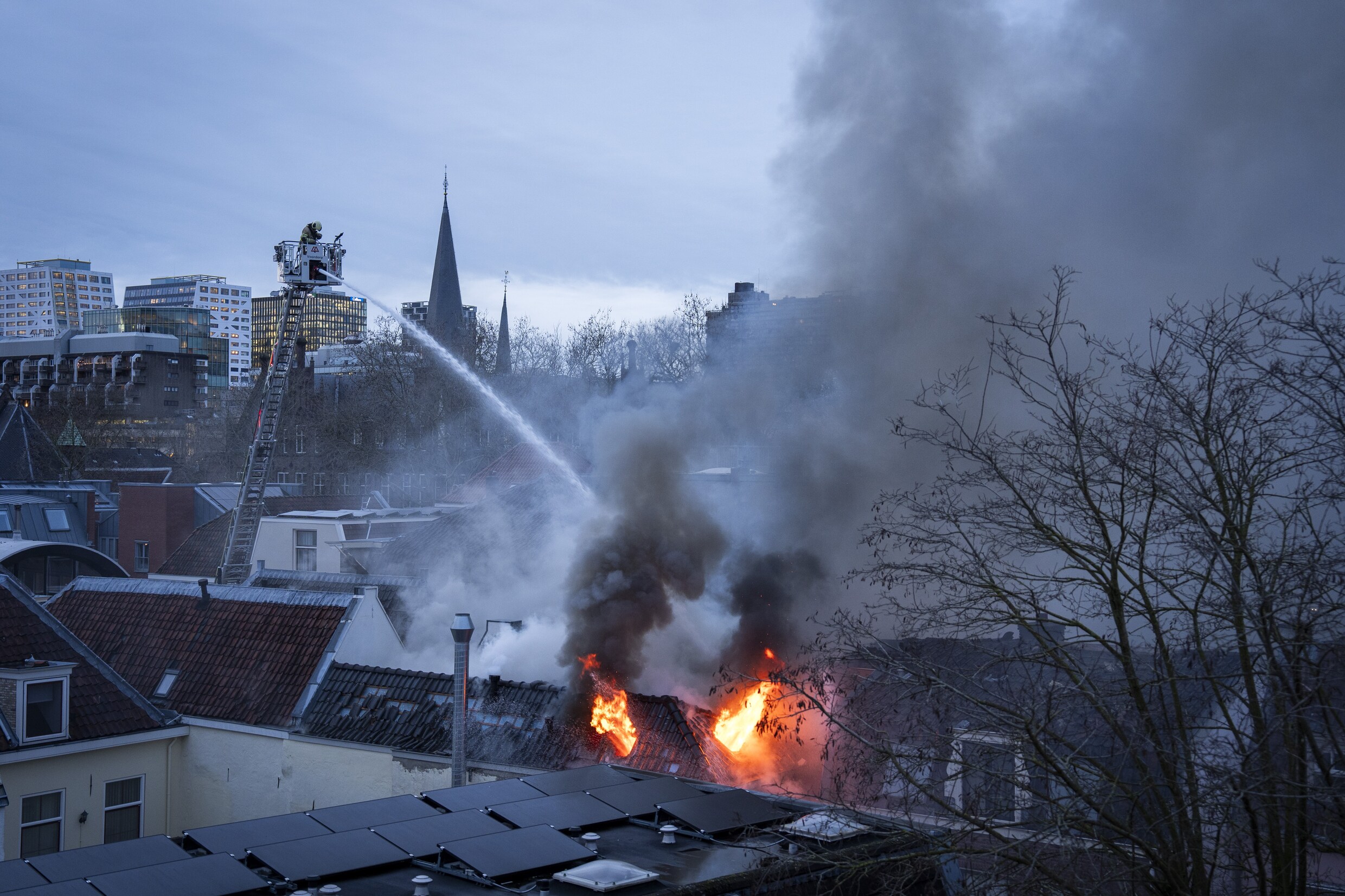 Tuinmannen Fince (17) en Tijn (19) zien in Utrecht dak de lucht in ...