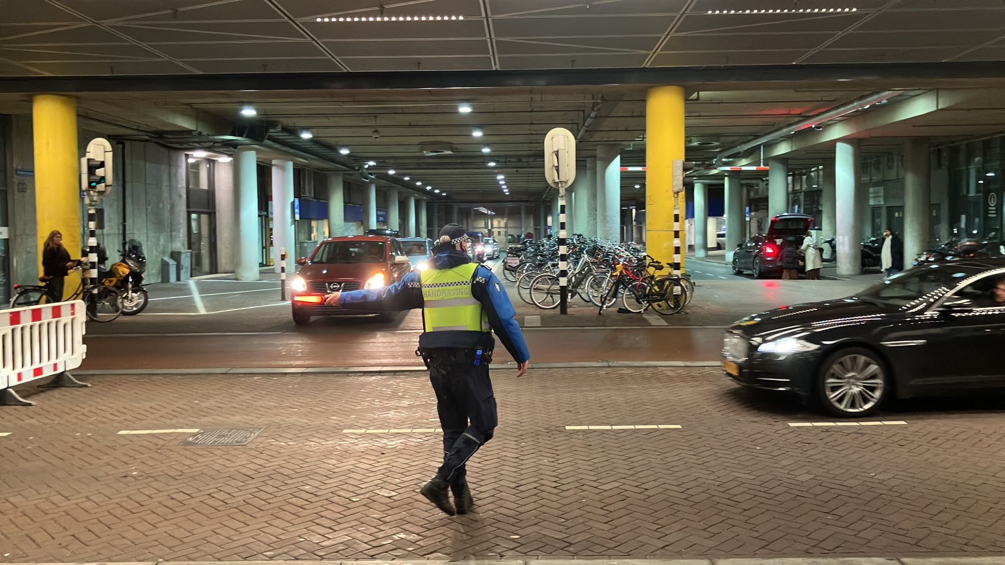Brand na ‘gigantische explosie’ in binnenstad Utrecht onder controle ...