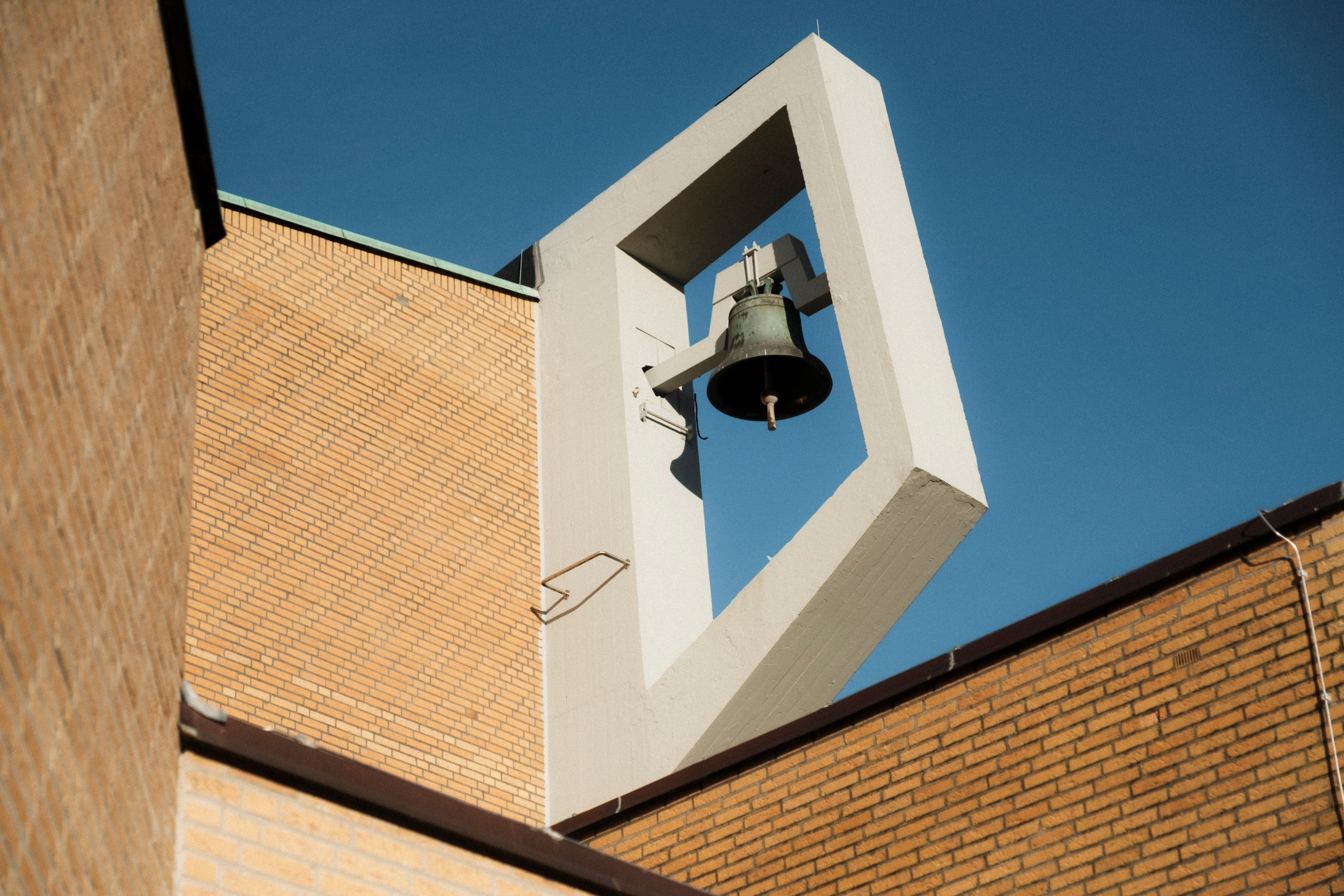 Bijna alles aan de 60-jarige Thomaskerk in Amsterdam-Zuid imponeert en ...