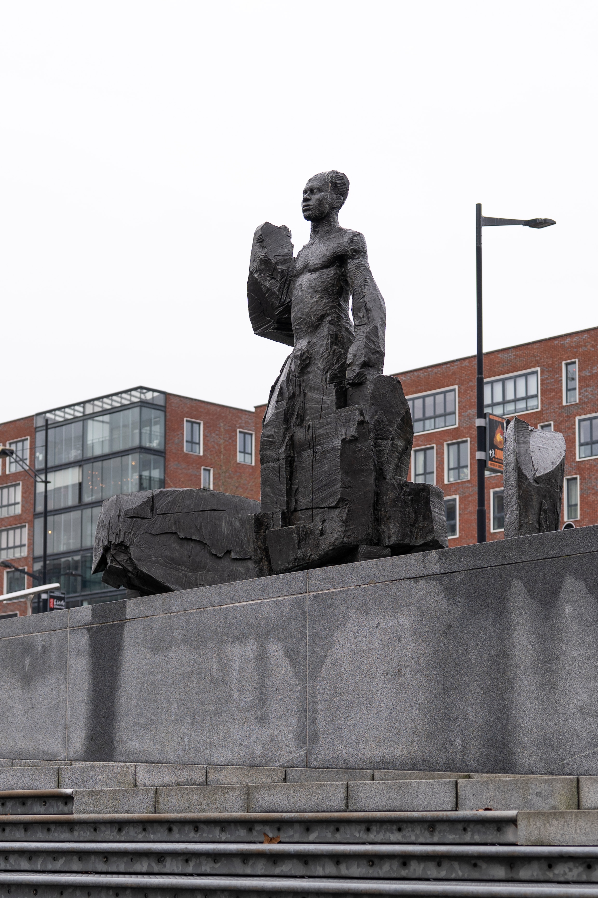 Is nieuw debat nodig over beeld Anton de Kom? ‘Als de uitkomst maar ...