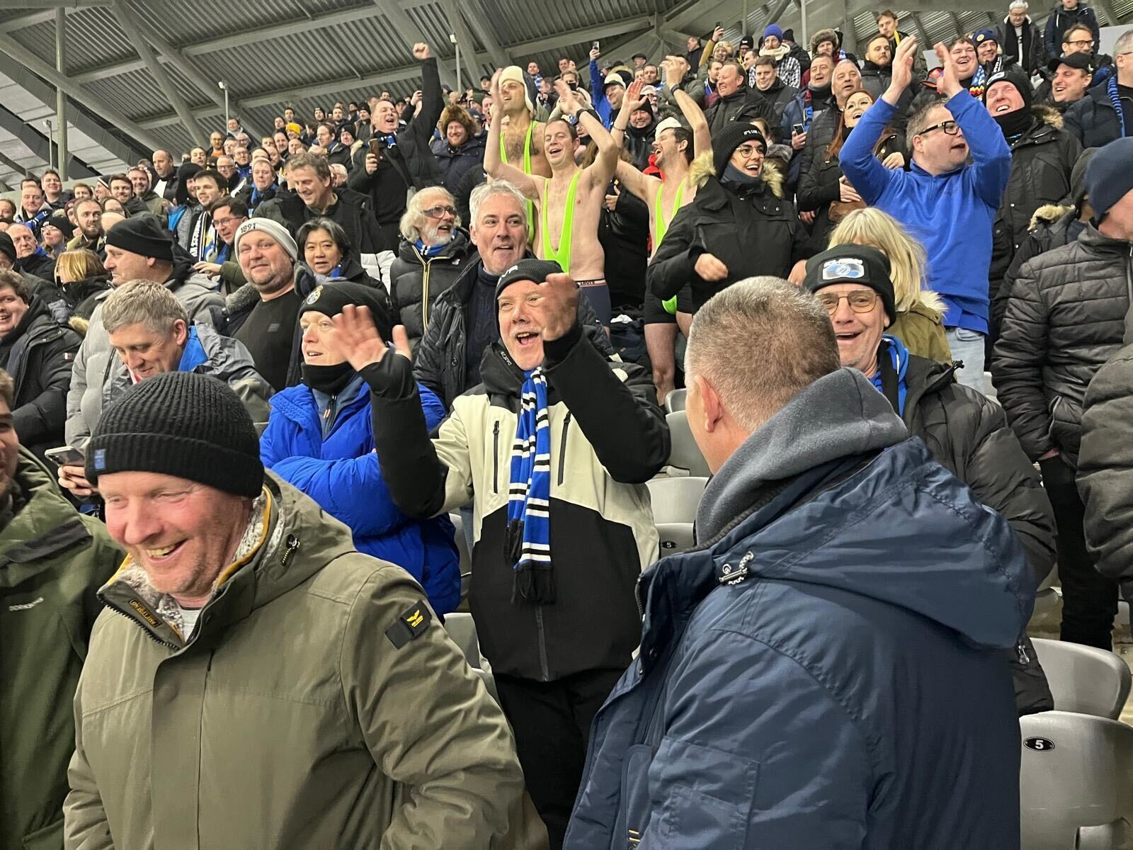 Club Bruggefans die zich in Kazachstan als Borat verkleedden krijgen ...