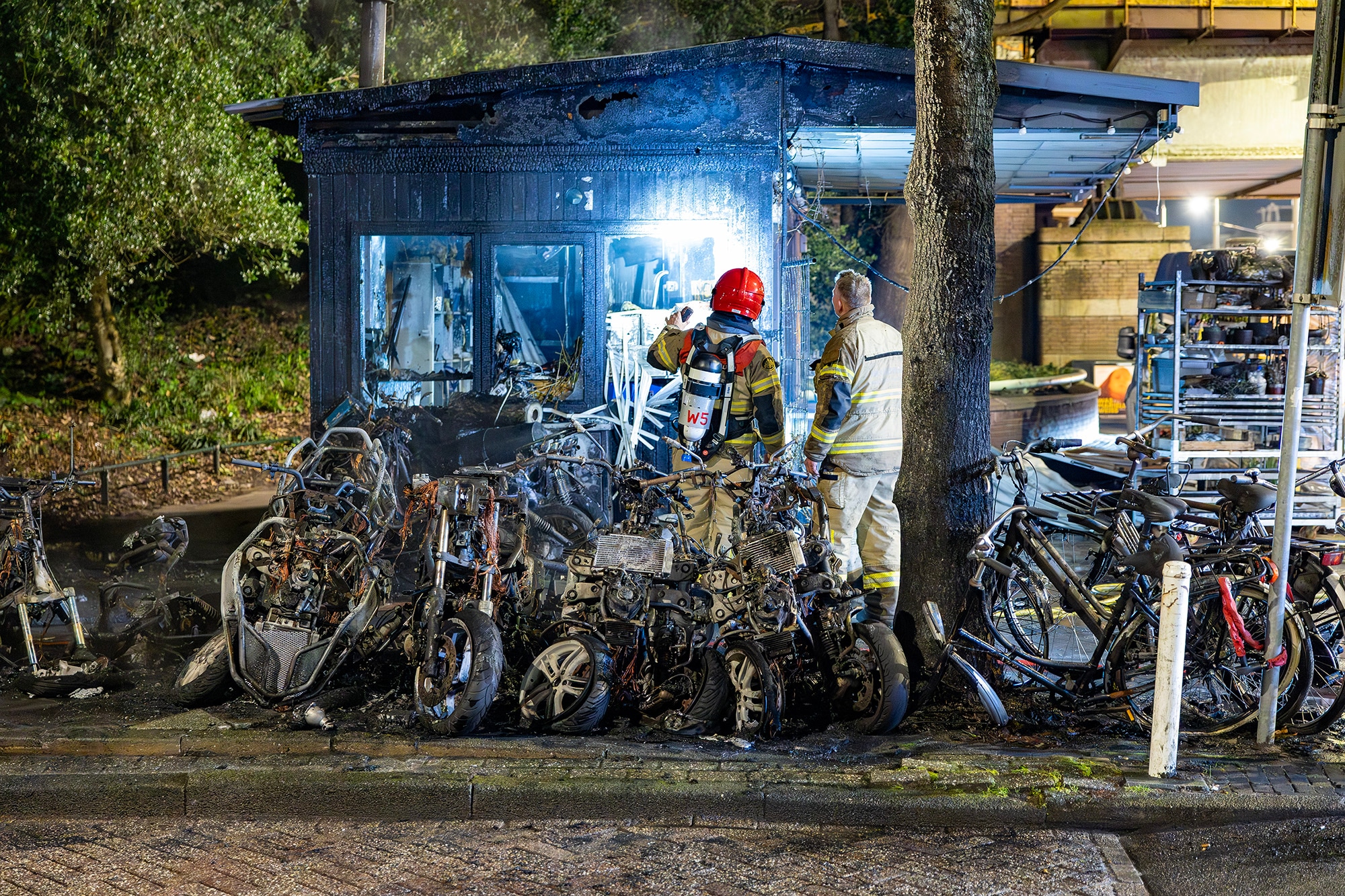 Bloemenzaak, 8 motorscooters en 4 fietsen in Oost in brand: ‘Nu zit ik ...