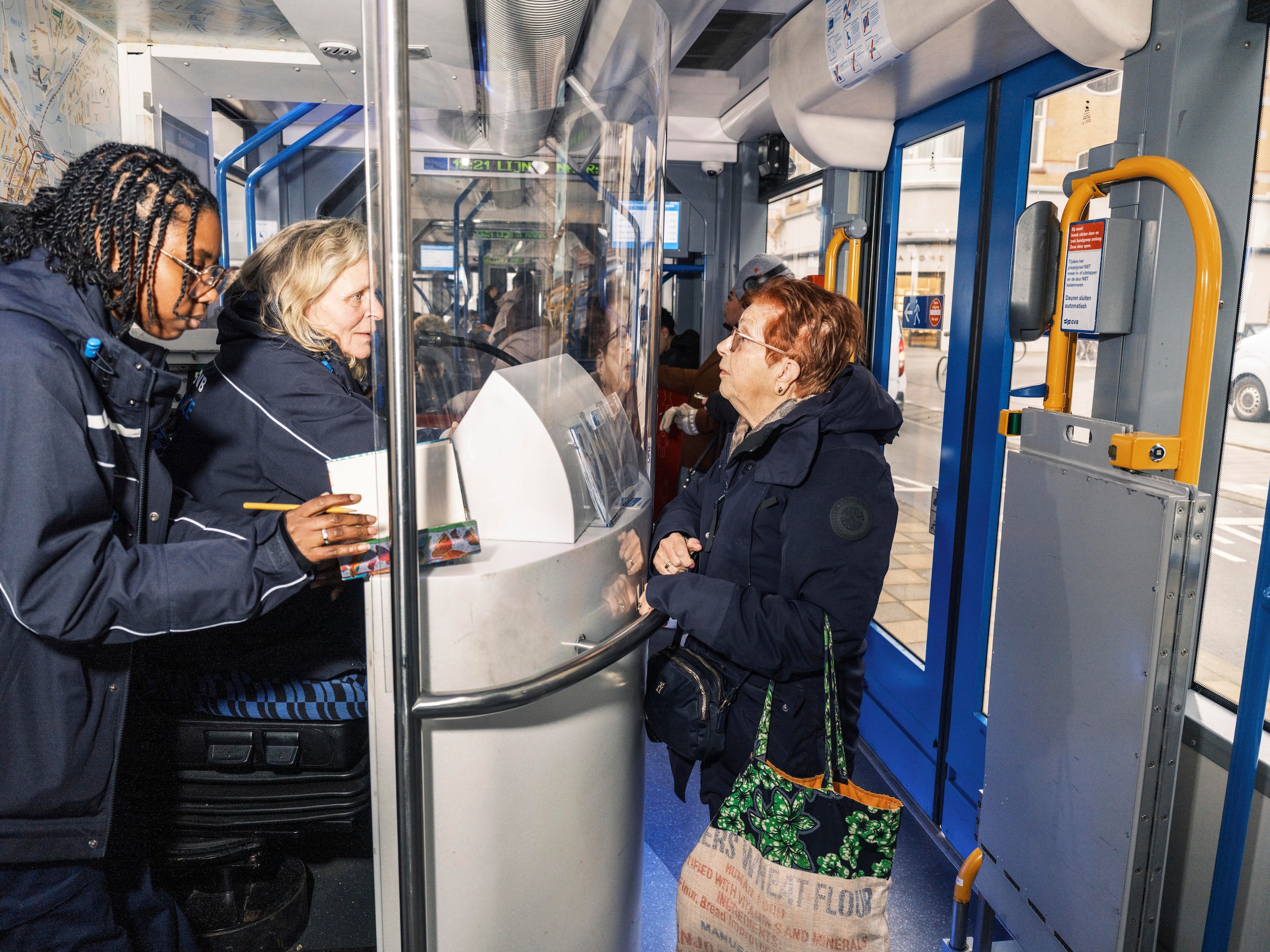 Opinie: ‘Waarom gaan de deuren van Amsterdamse trams zo snel dicht – en ...