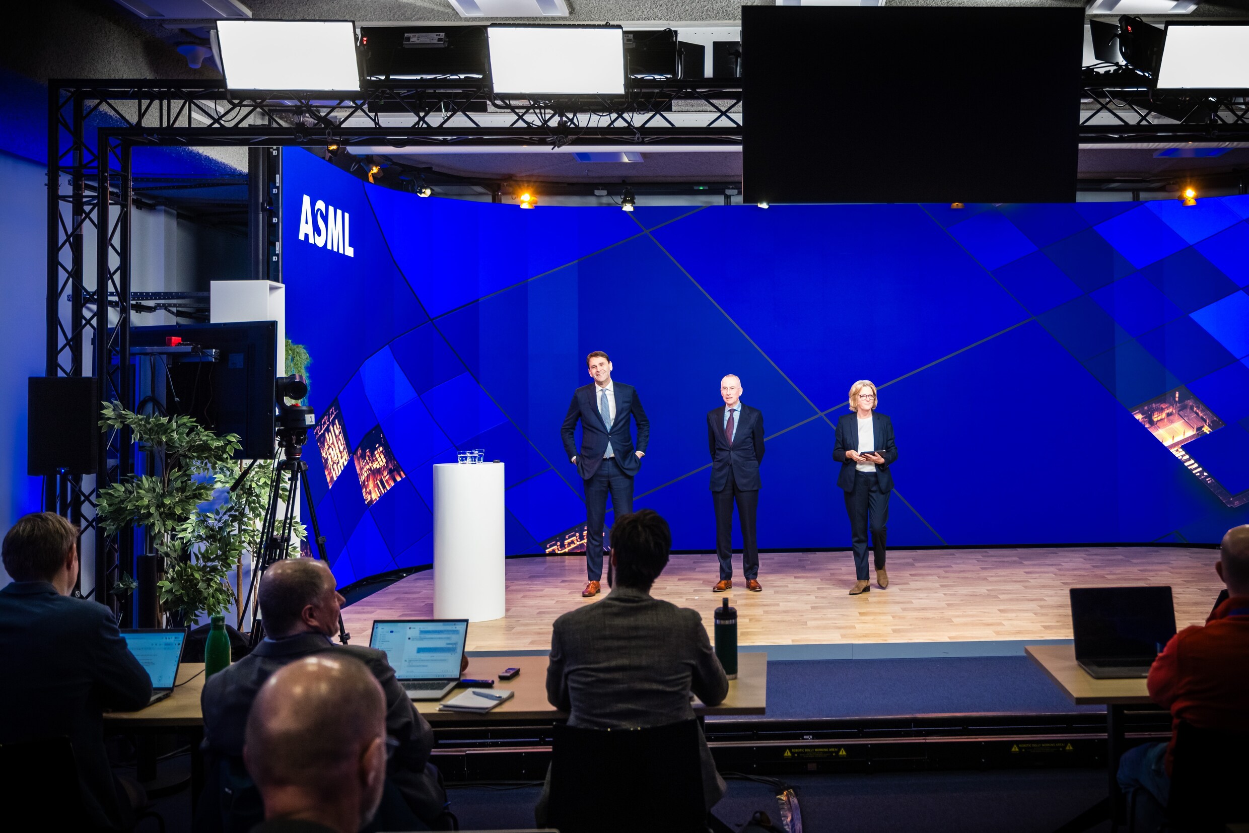 ASML niet het enige bedrijf met te veel managers: ‘Iedereen is druk met ...