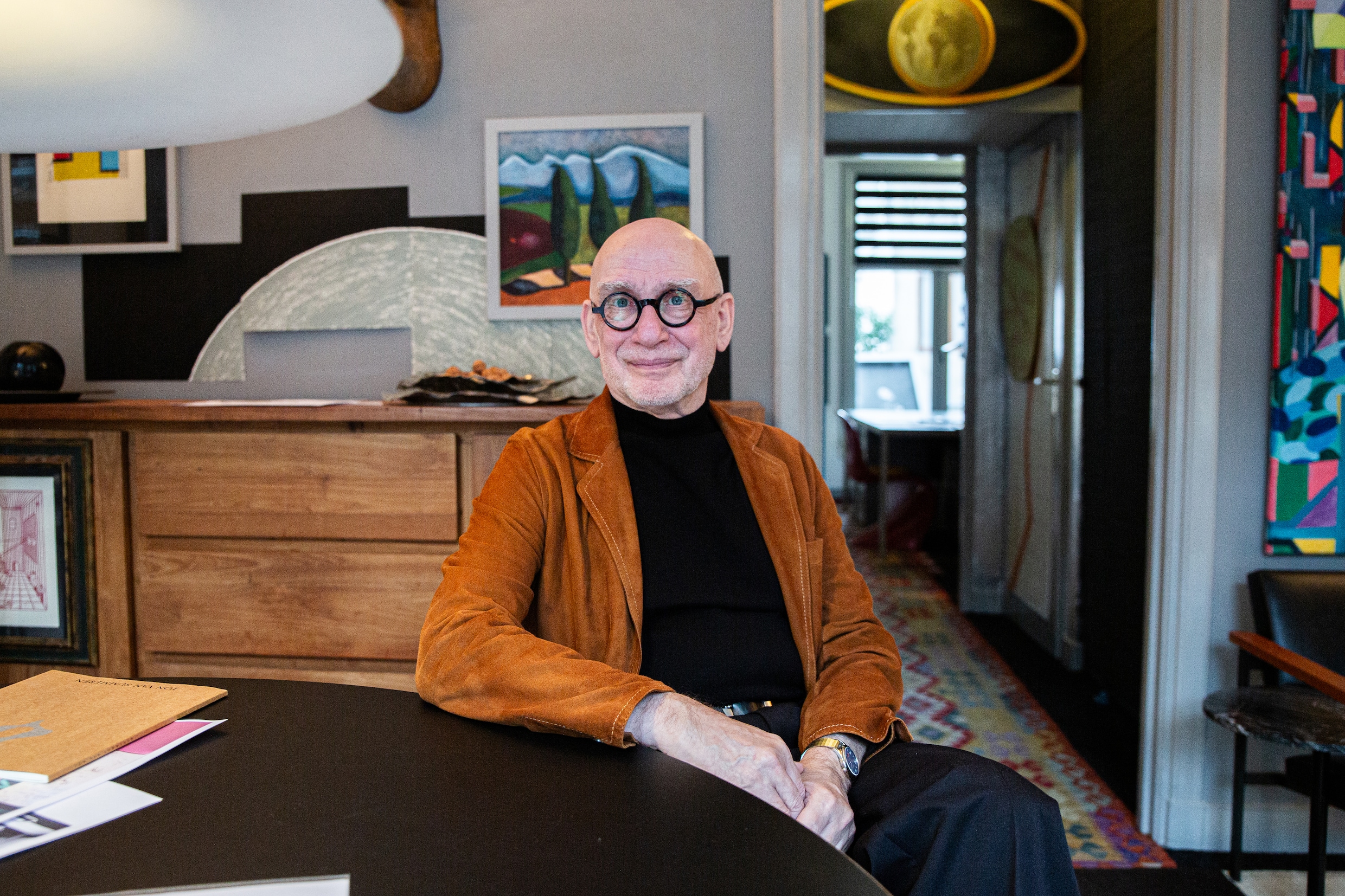 Geert (72) woont tussen honderd kunstwerken op 40 m2 in de Jordaan ...
