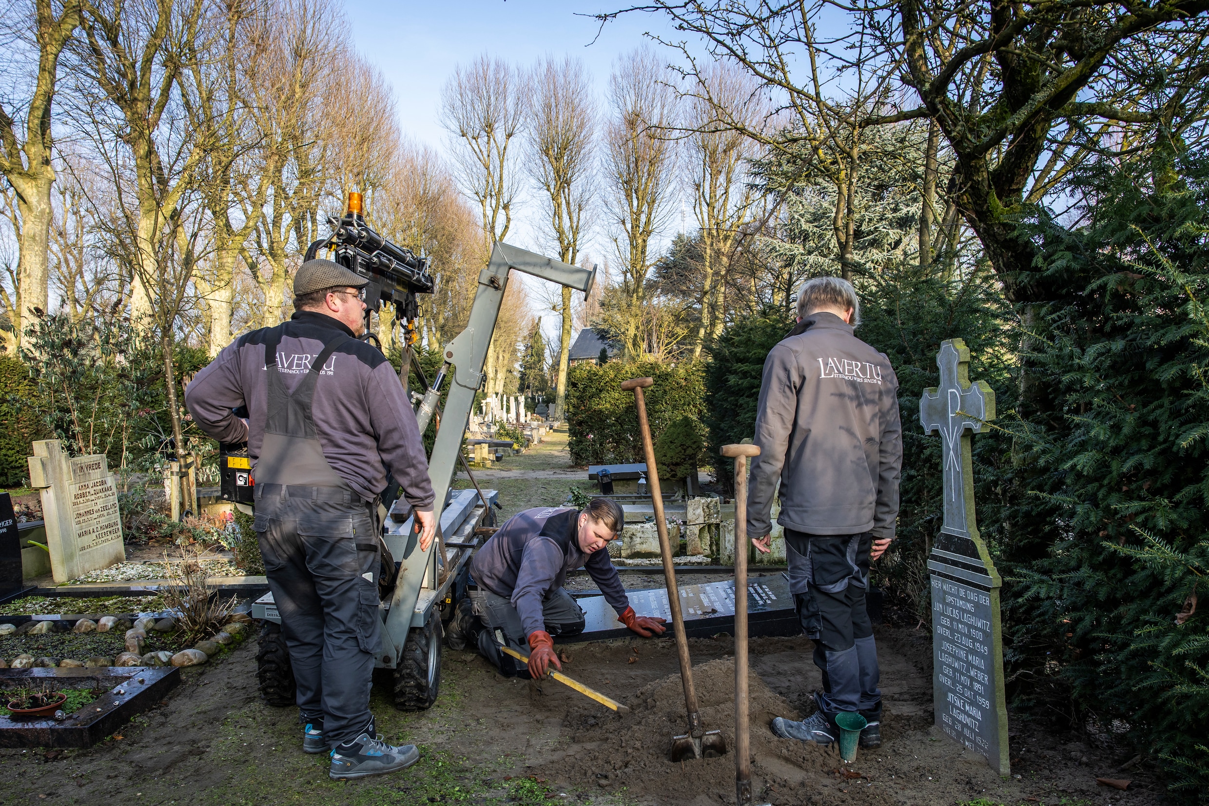 Bij steenhouwerij Lavertu is opvallend veel vraag naar grafstenen met ...