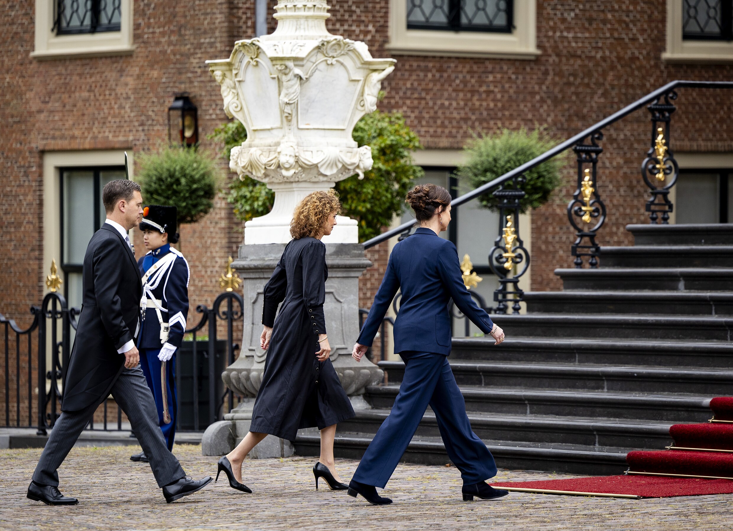 In pinguïnpak naar de koning, dan snel omkleden voor de foto op het ...