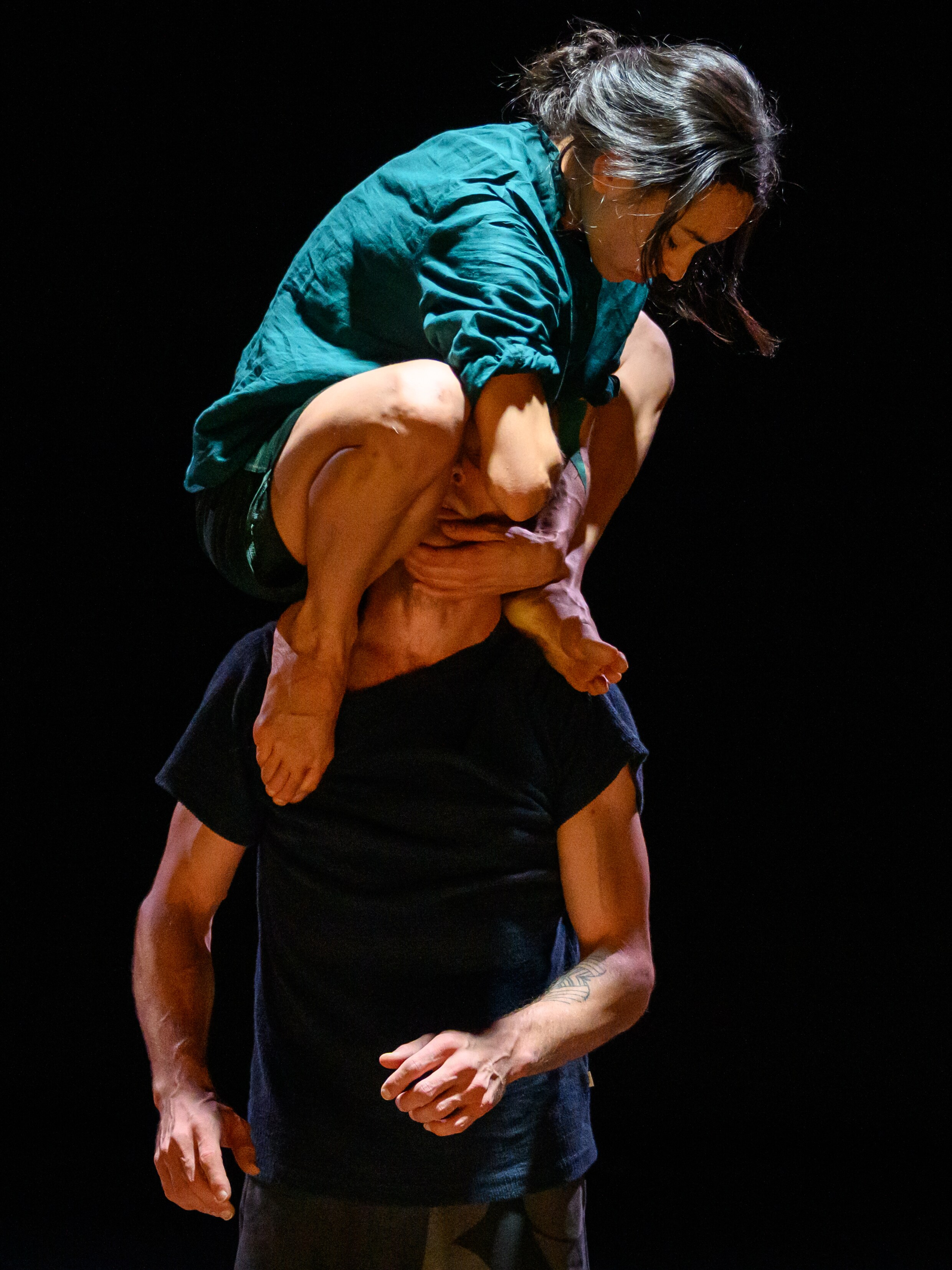 Marta en Kim van circusdansgezelschap still still over loslaten en ...