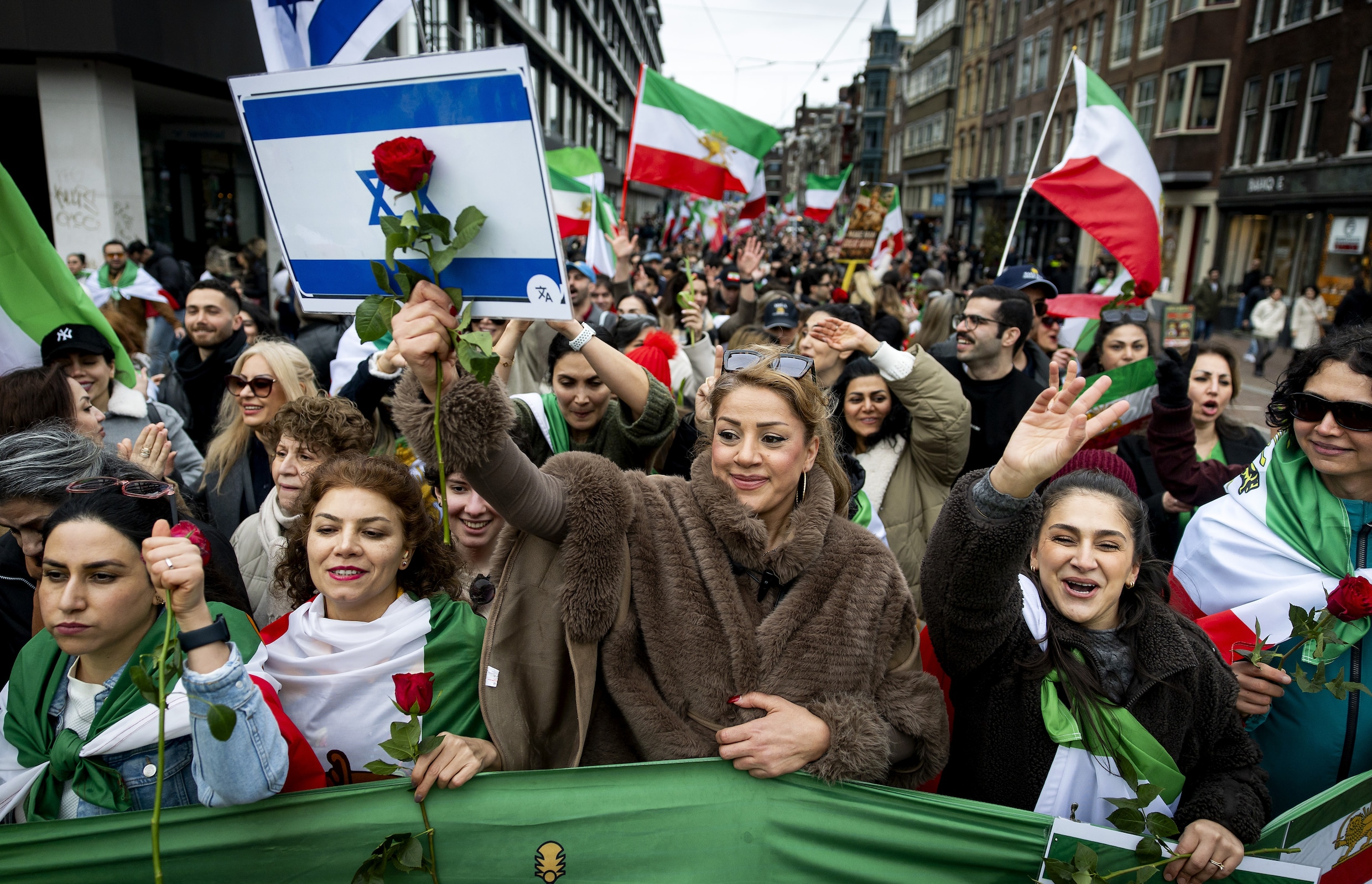 Iraanse Nederlanders vieren feest op de Dam: ‘Dit zijn de laatste dagen ...