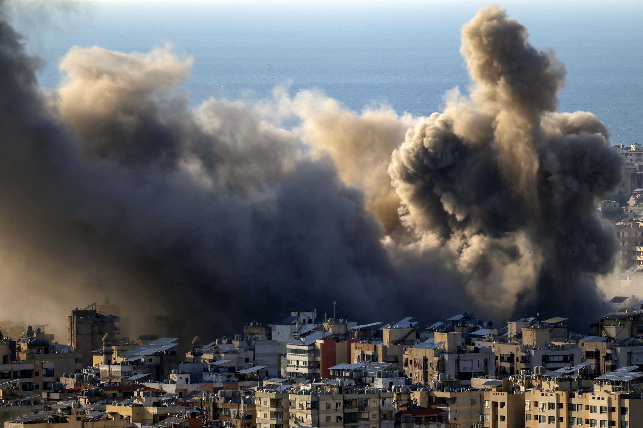 Israël bombardeert Libanon, dat nu ook verder de oorlog in wordt ...