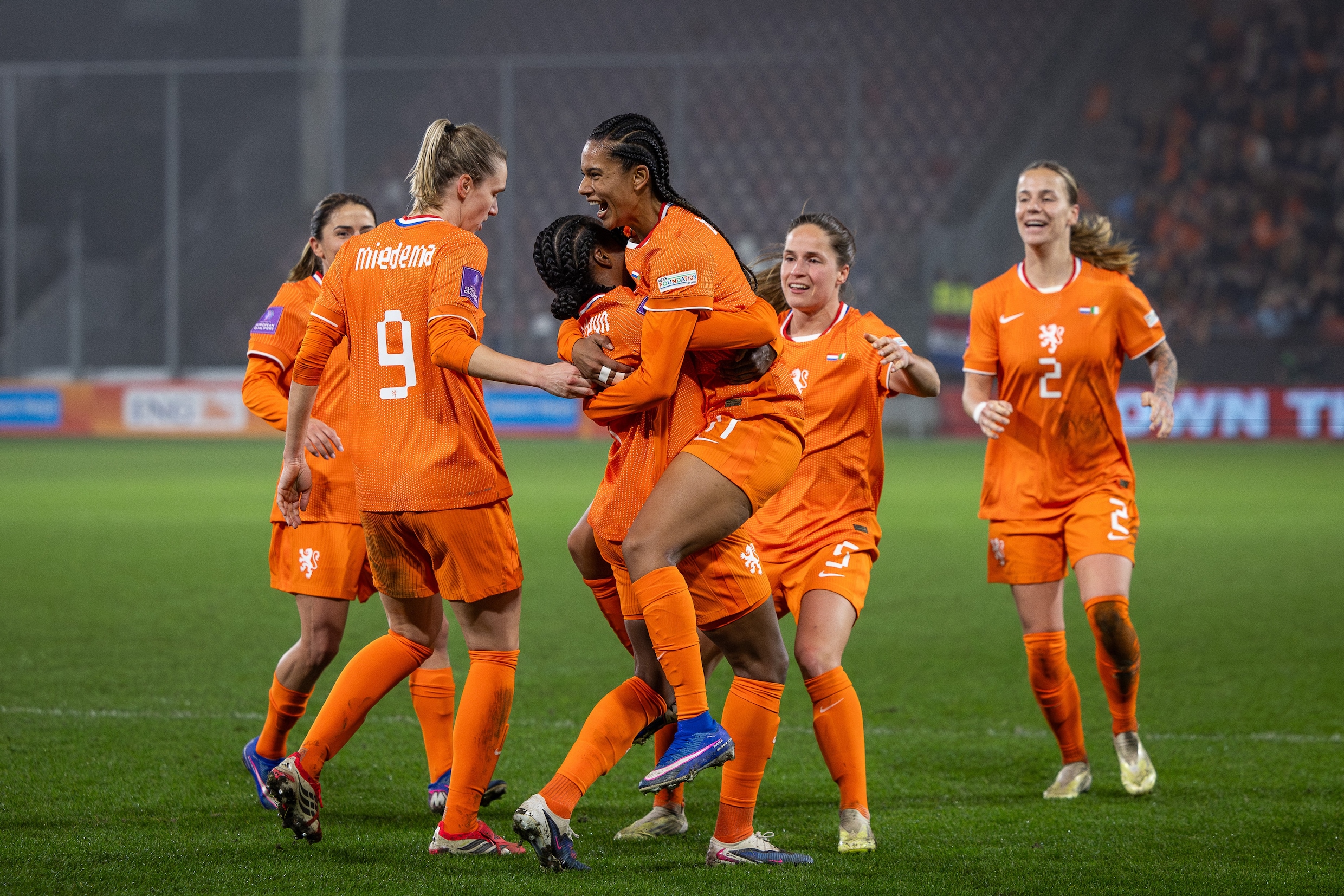 Oranje vrouwen vechten zich dankzij Lineth Beerensteyn langs gretig ...