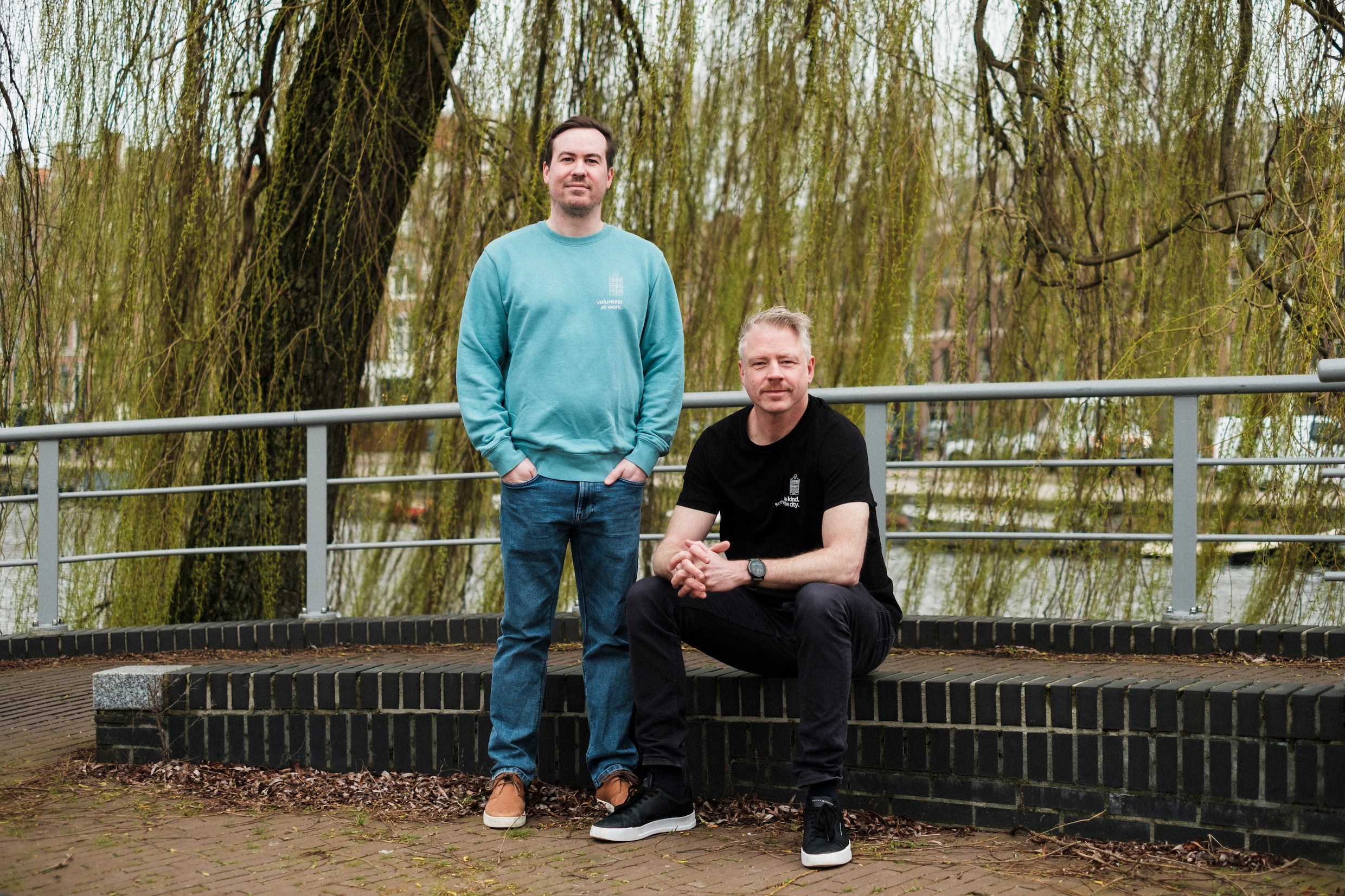 Expats James (55) en Billy (33) leggen vloeren bij mensen die dat zelf ...