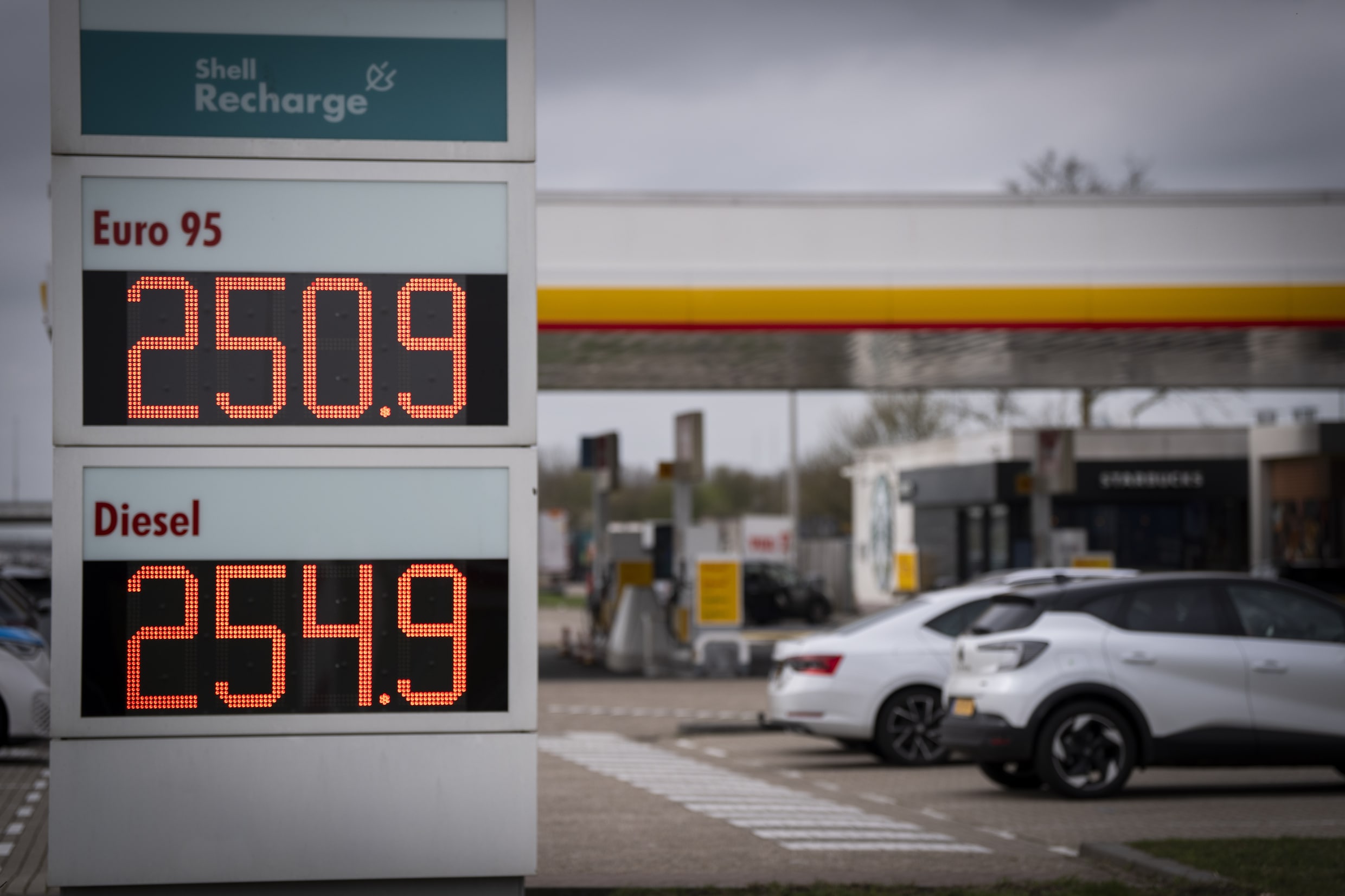 Waarom diesel nu zo duur is? Europa produceert zelf veel benzine, maar ...