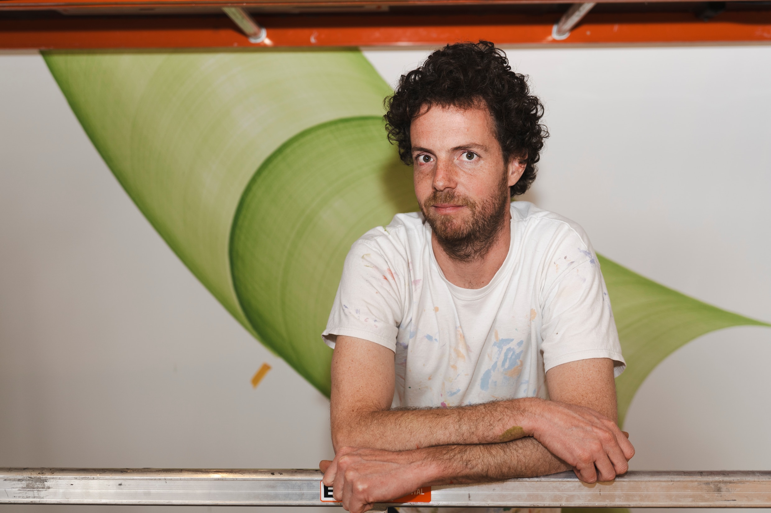 Voor zijn muurschildering in Artis maakte Thomas (37) een enorme ...