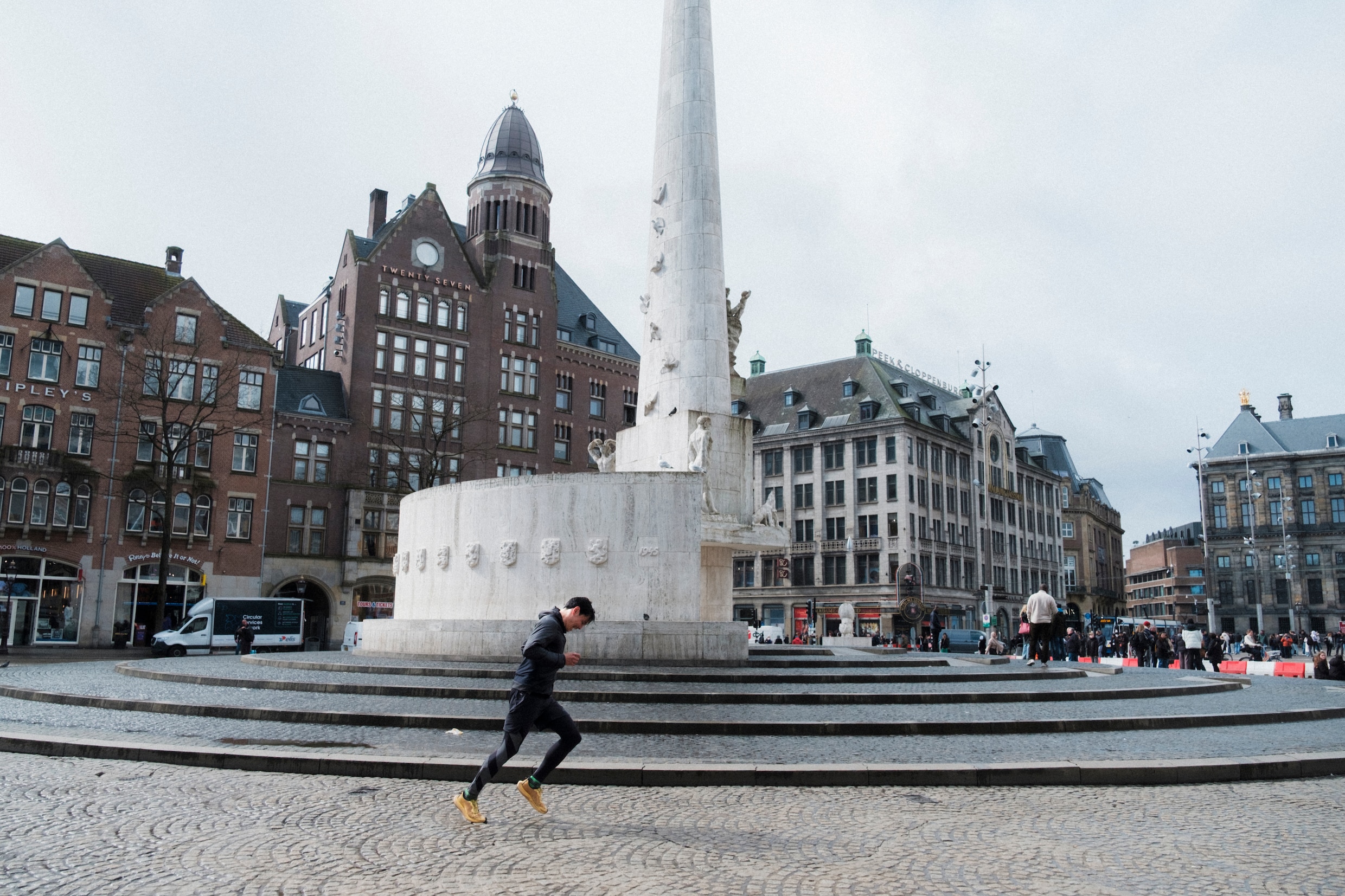 Bas (38) rende een marathon rond Nationaal Monument op de Dam: ‘Af en ...
