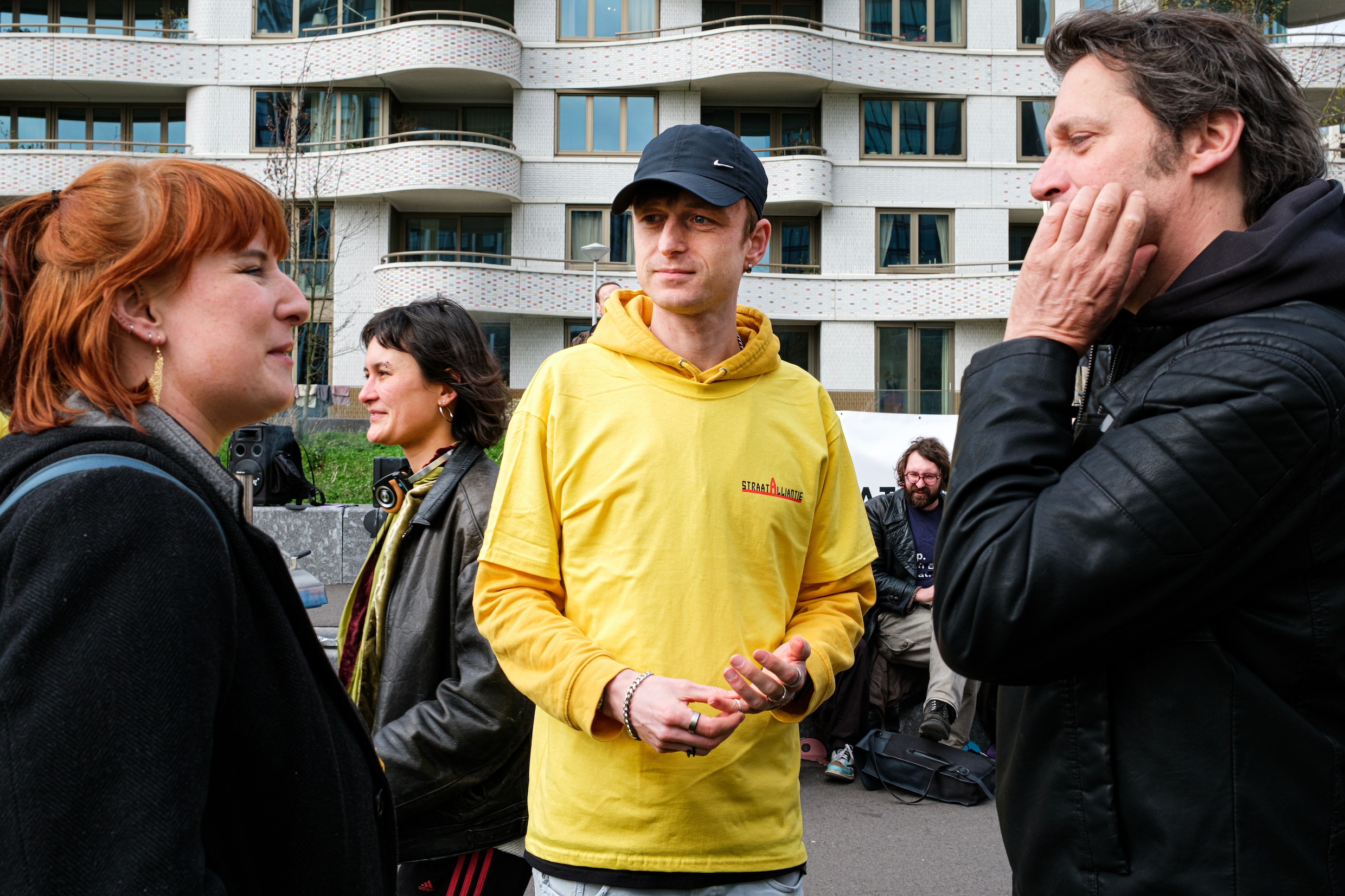 Demonstranten zien spookhotel in Noord als symbool voor leegstand ...