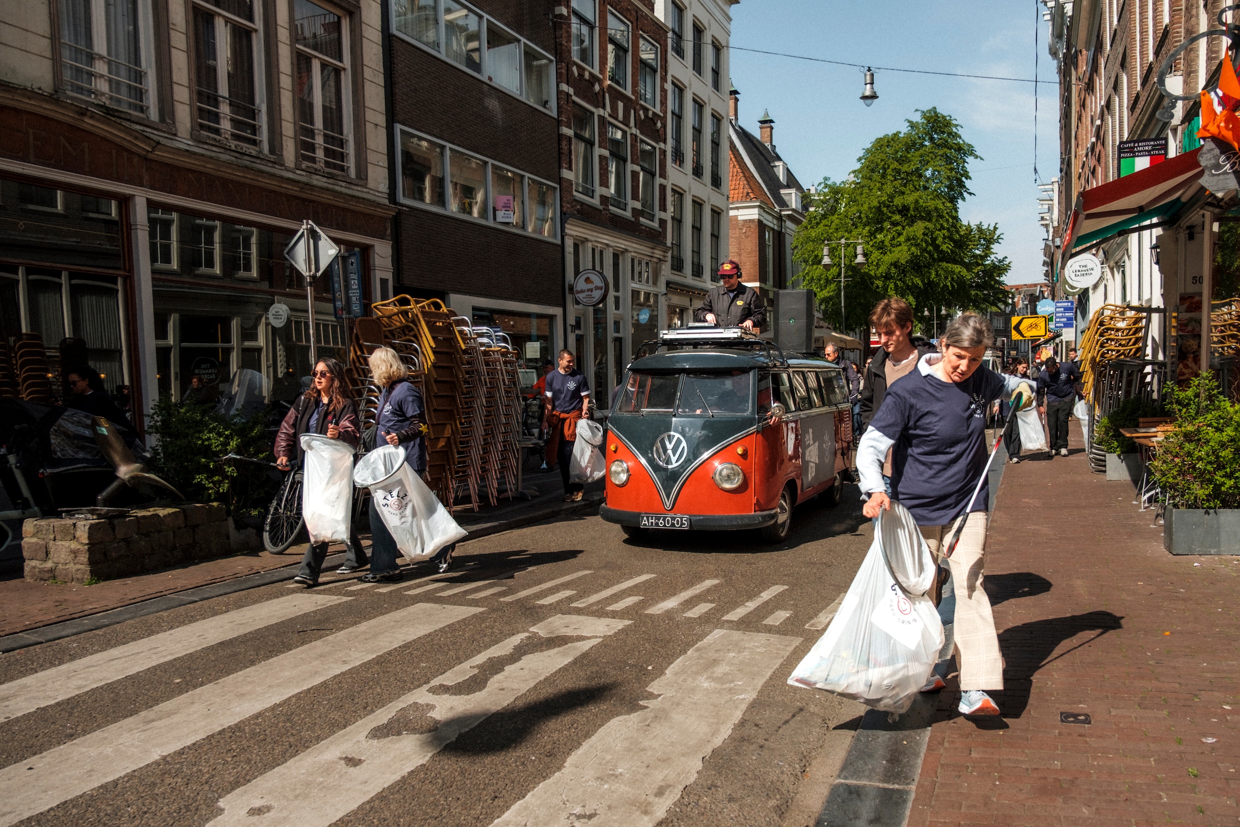 ‘Een dooie duif!’: vrijwilligers ruimen op na Koningsdag met een clean ...
