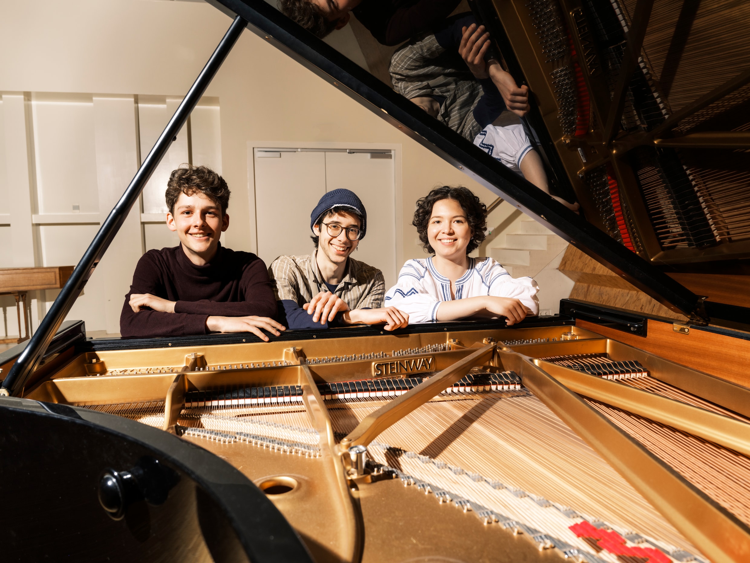Drie jonge pianisten spelen Afrikaanse muziek in het Concertgebouw ...