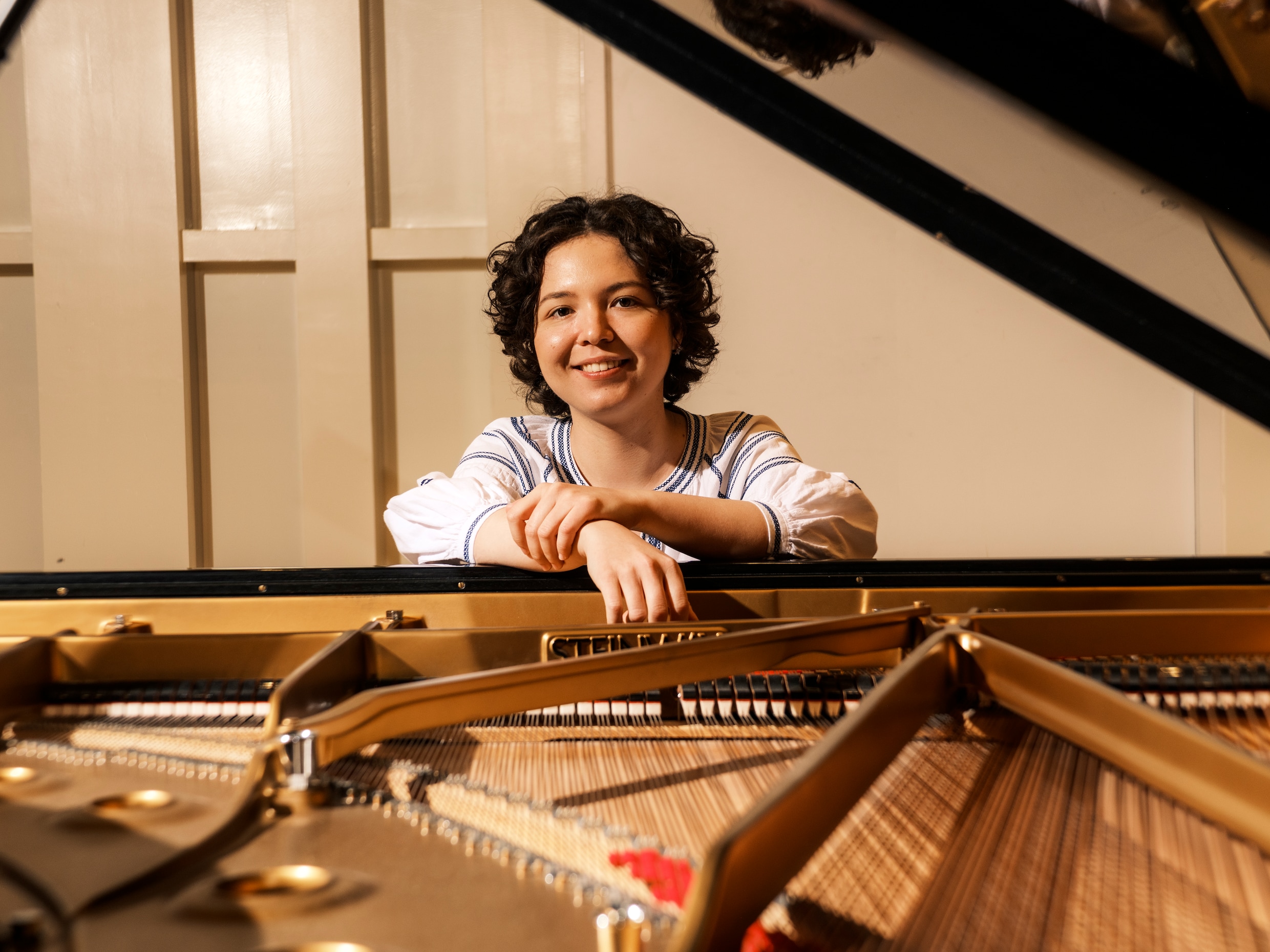 Drie jonge pianisten spelen Afrikaanse muziek in het Concertgebouw ...