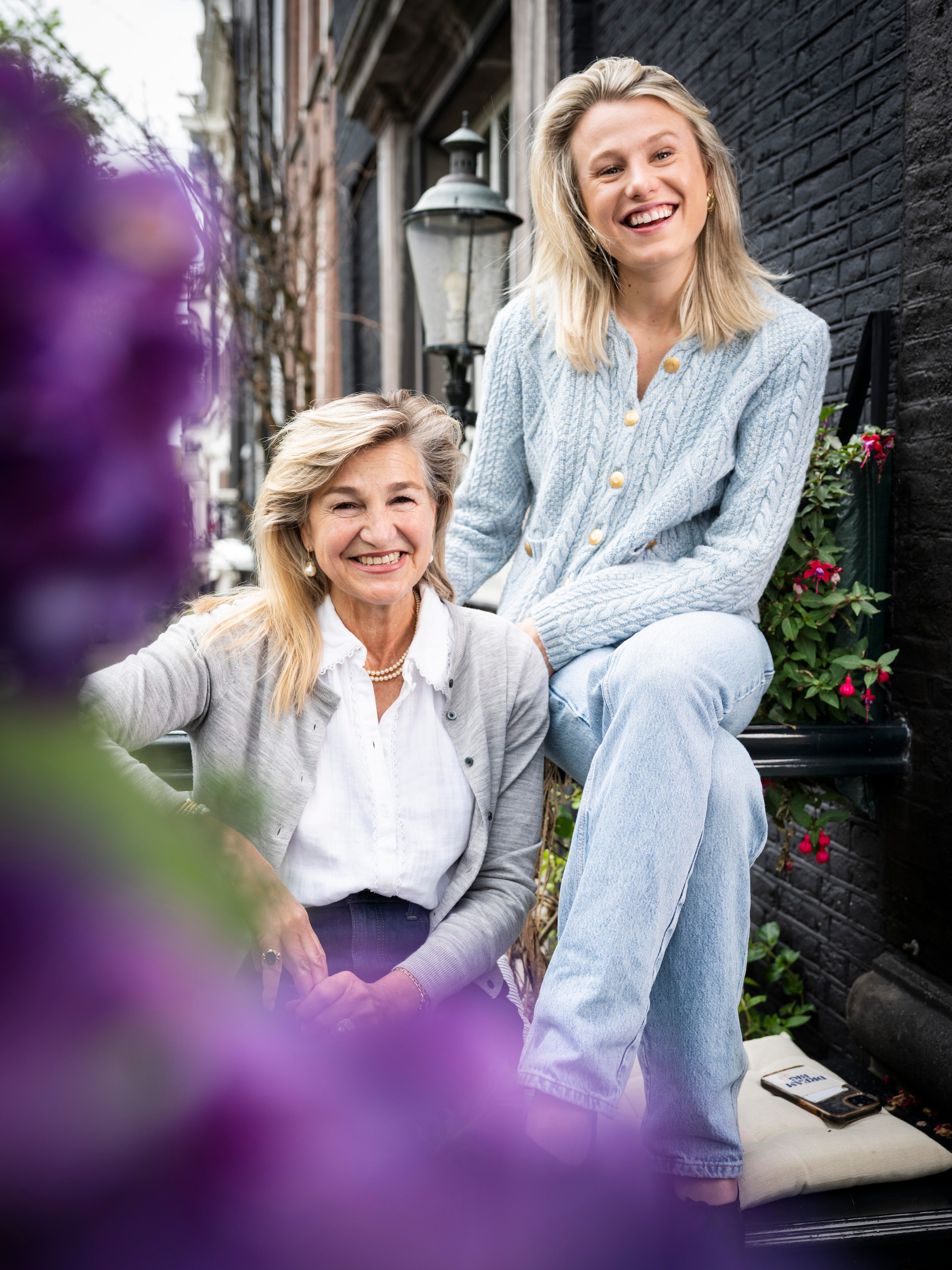 Daniëlle (59) en Emma (27): ‘Ik wil zo graag dat jij en je zusje Sarah ...