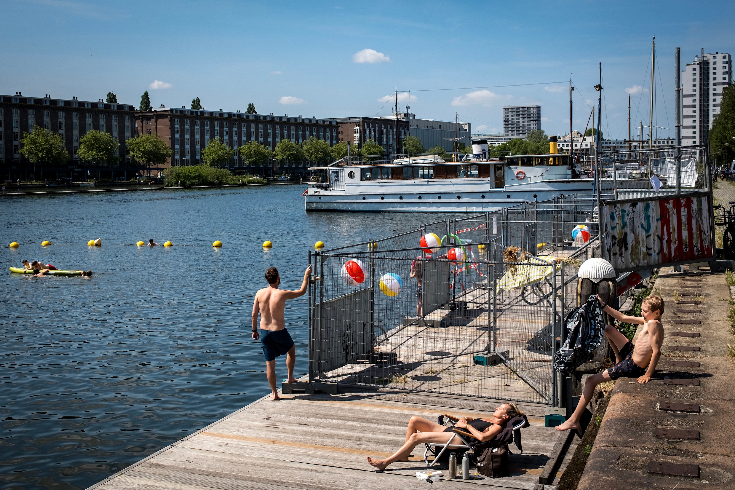 Neighborhood protests after construction fences block Borneosteiger ...