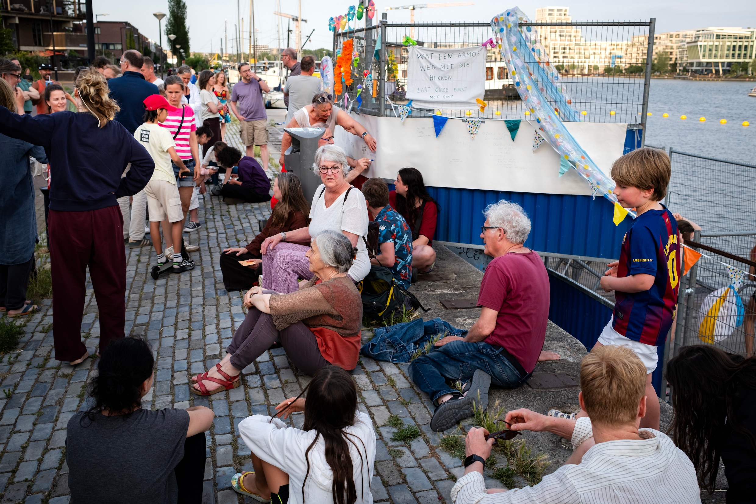 Neighborhood protests after construction fences block Borneosteiger ...