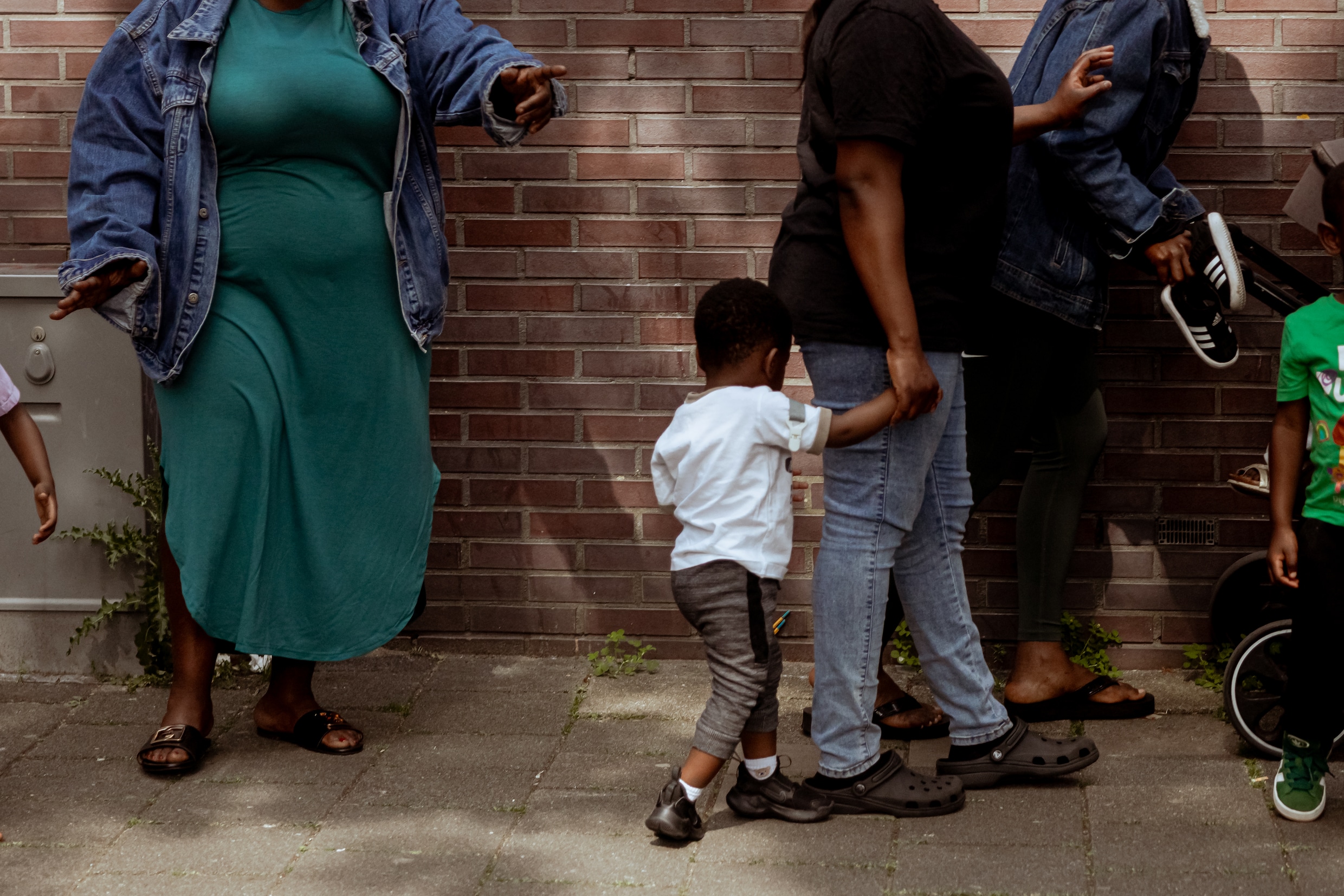Cynthia (32) has been drifting through Amsterdam with her children for ...
