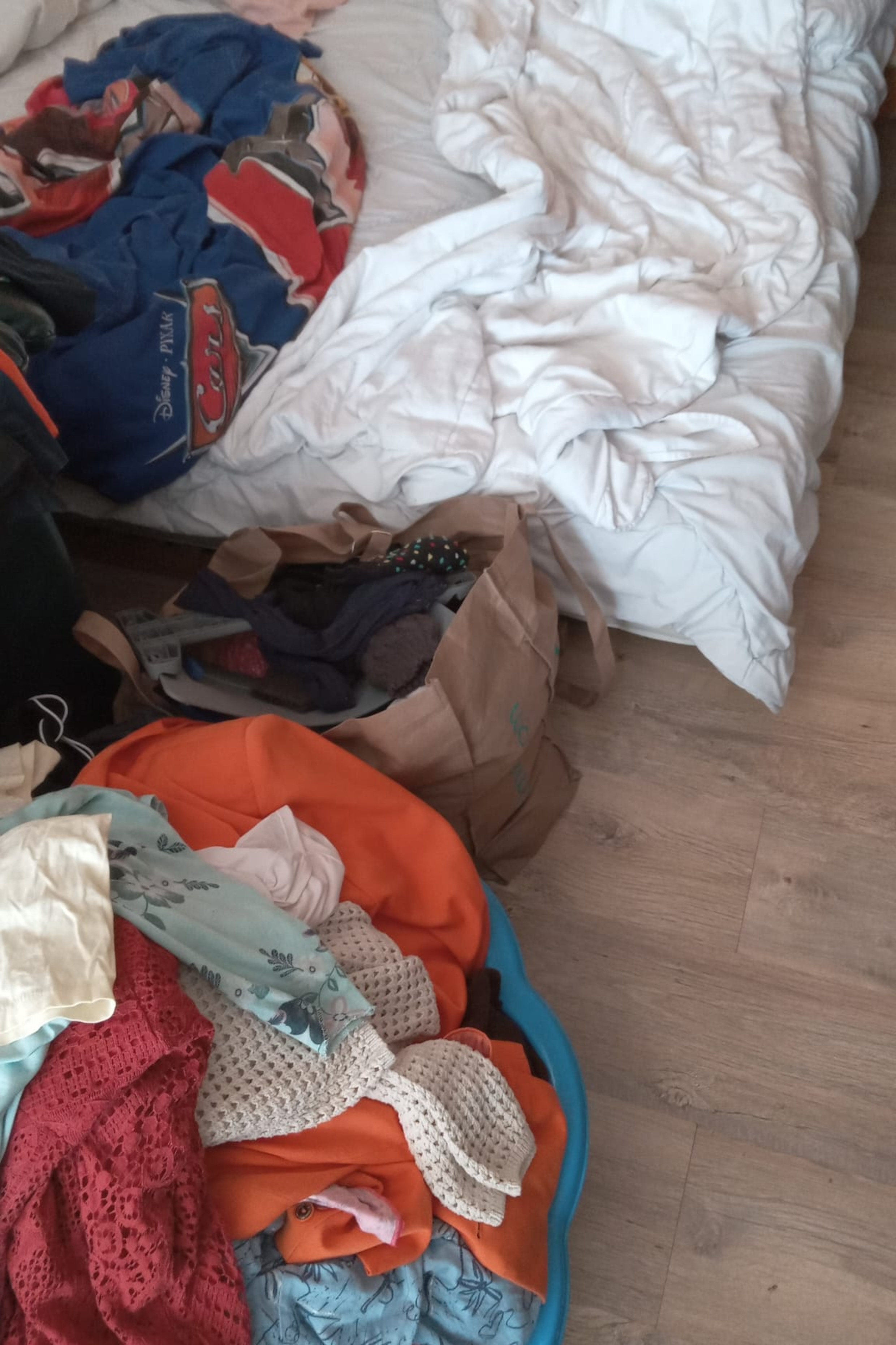 Cynthia (32) has been drifting through Amsterdam with her children for ...