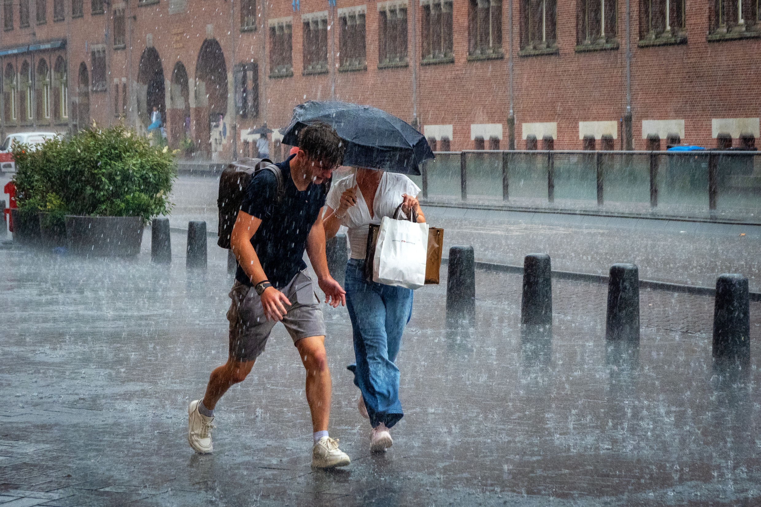 KNMI waarschuwt voor onweer met hagelstenen van 2 centimeter en ...