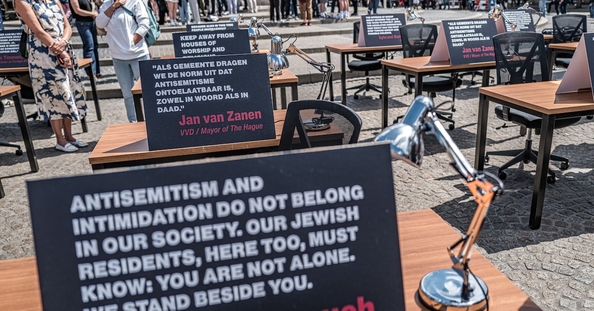 Kort protest op de Dam: bordjes met ‘loze woorden’ van politici die Ye ...