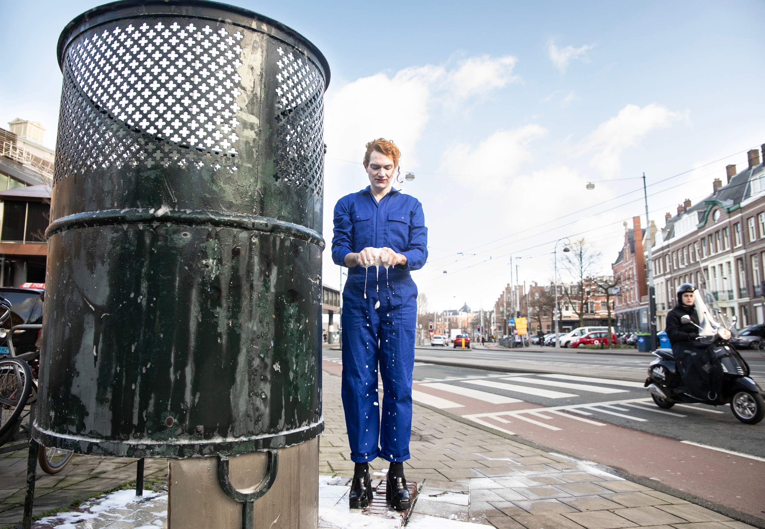 Kunstenaar Leendert Vooijce poetste de 37 plaskrullen van Amsterdam ...