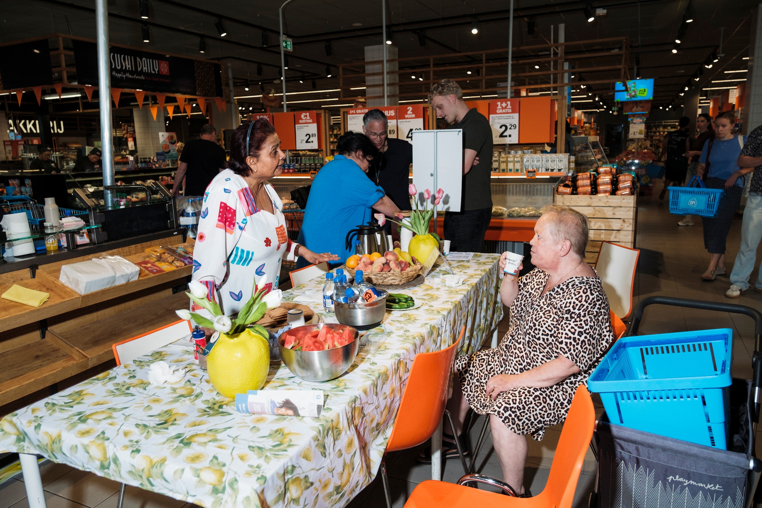 Gratis water, Zaanse koekjes en meloen bij de supermarkt: de GGD opent ...