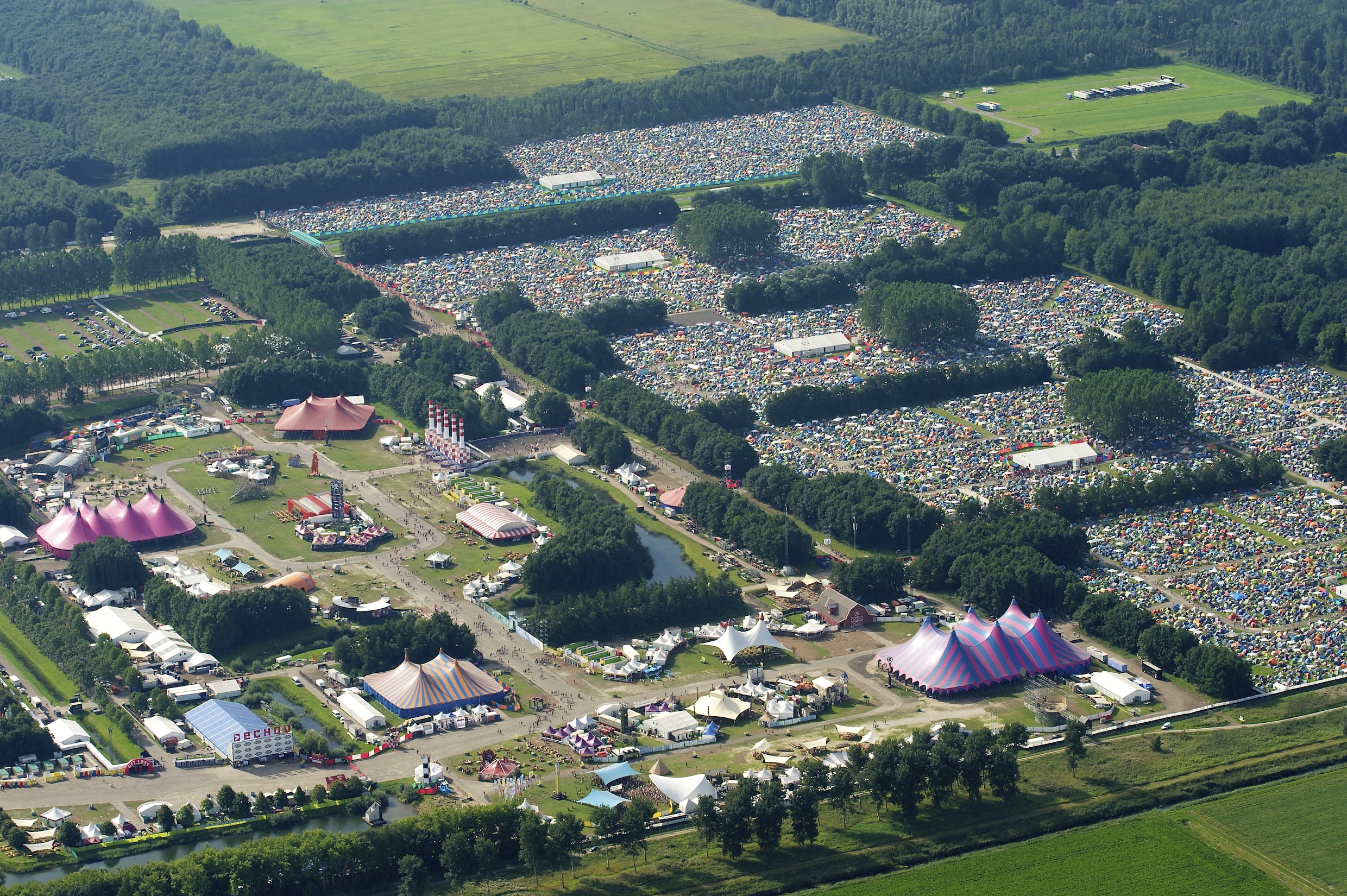 Moet Lowlands de Alpha-tent niet eens gaan afbreken? | Het Parool