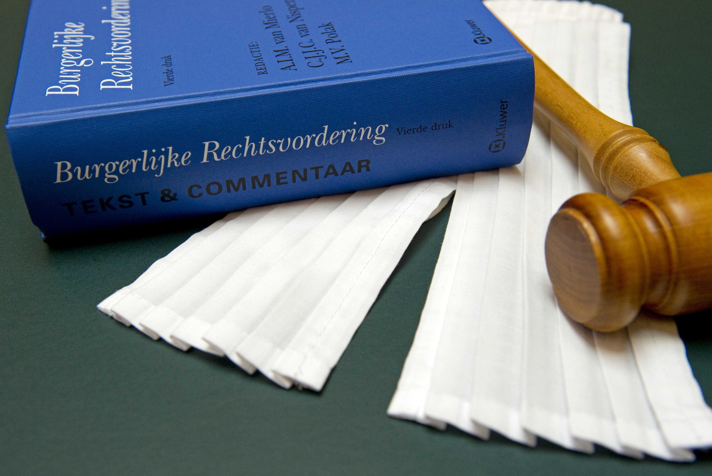 Rechters: 'Opstelten en Teeven stralen consequent uit het beter te ...