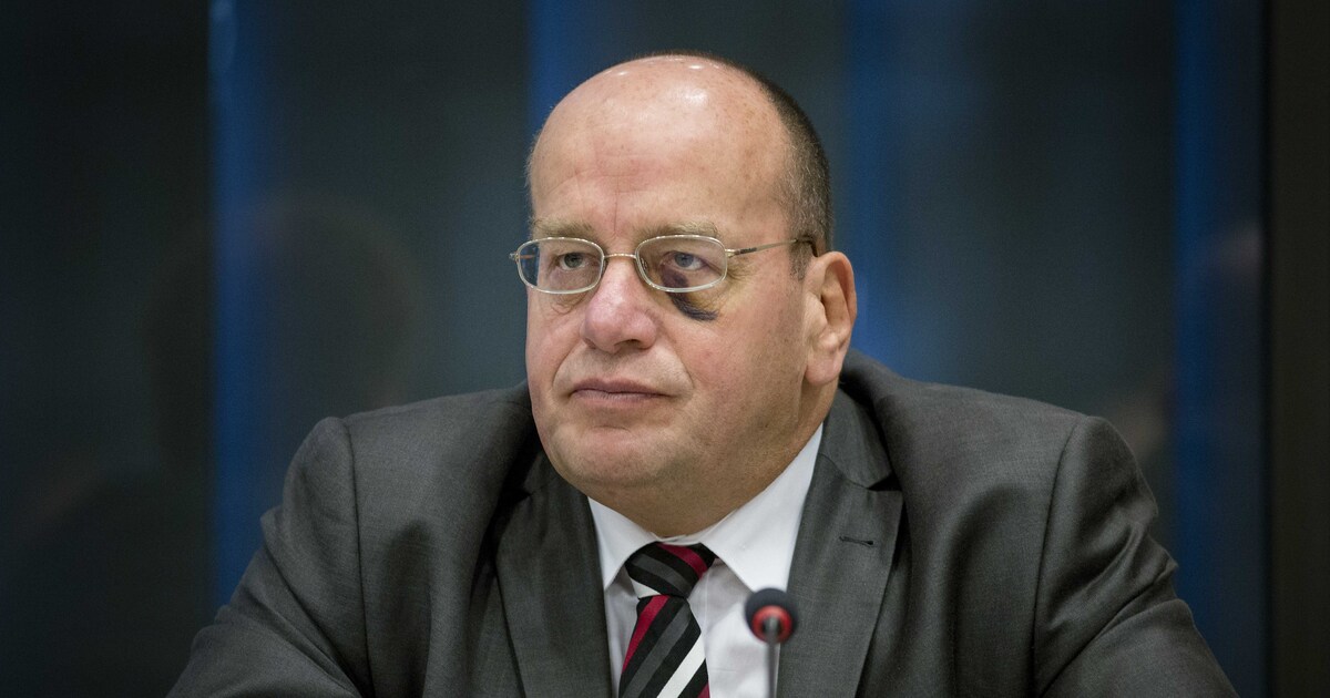 Teeven: Illegalen moeten wel degelijk vertrekken | Het Parool