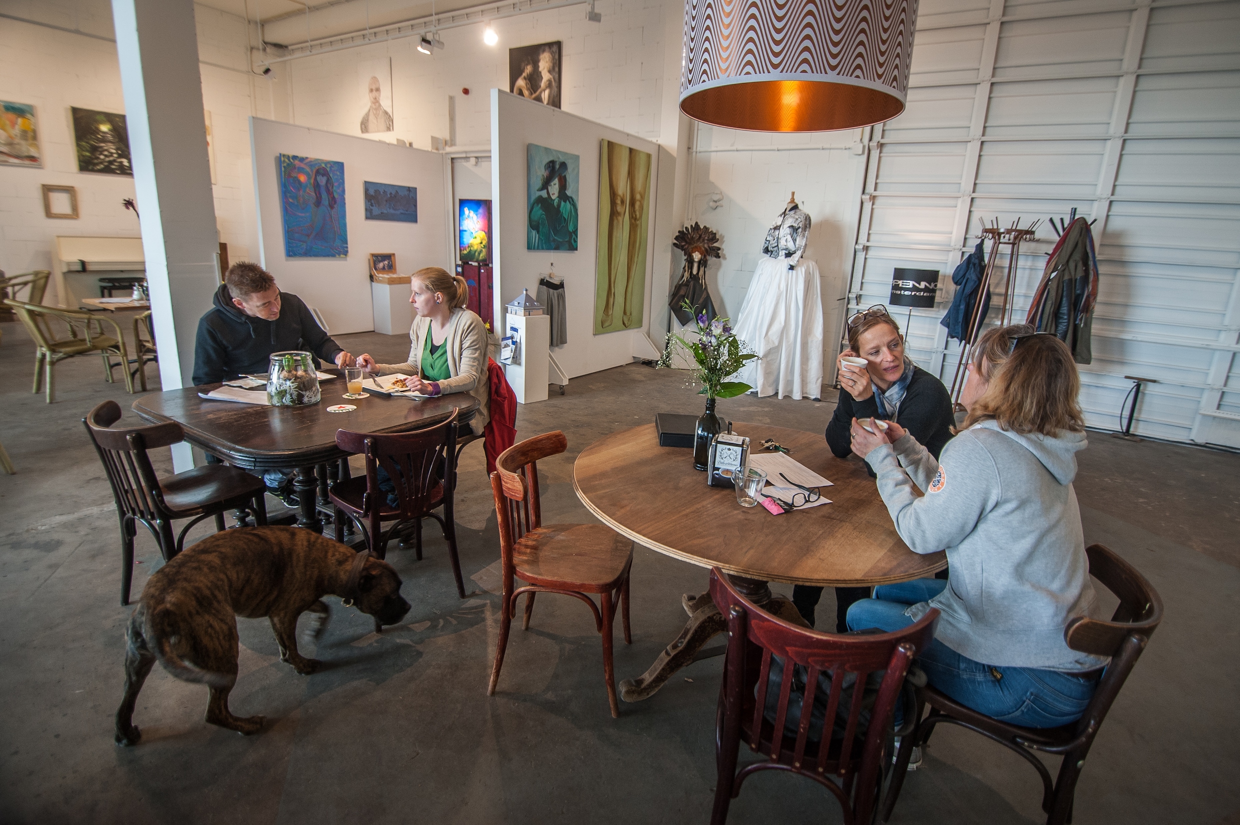 5 cafés met kunst aan de muur in Amsterdam | Het Parool