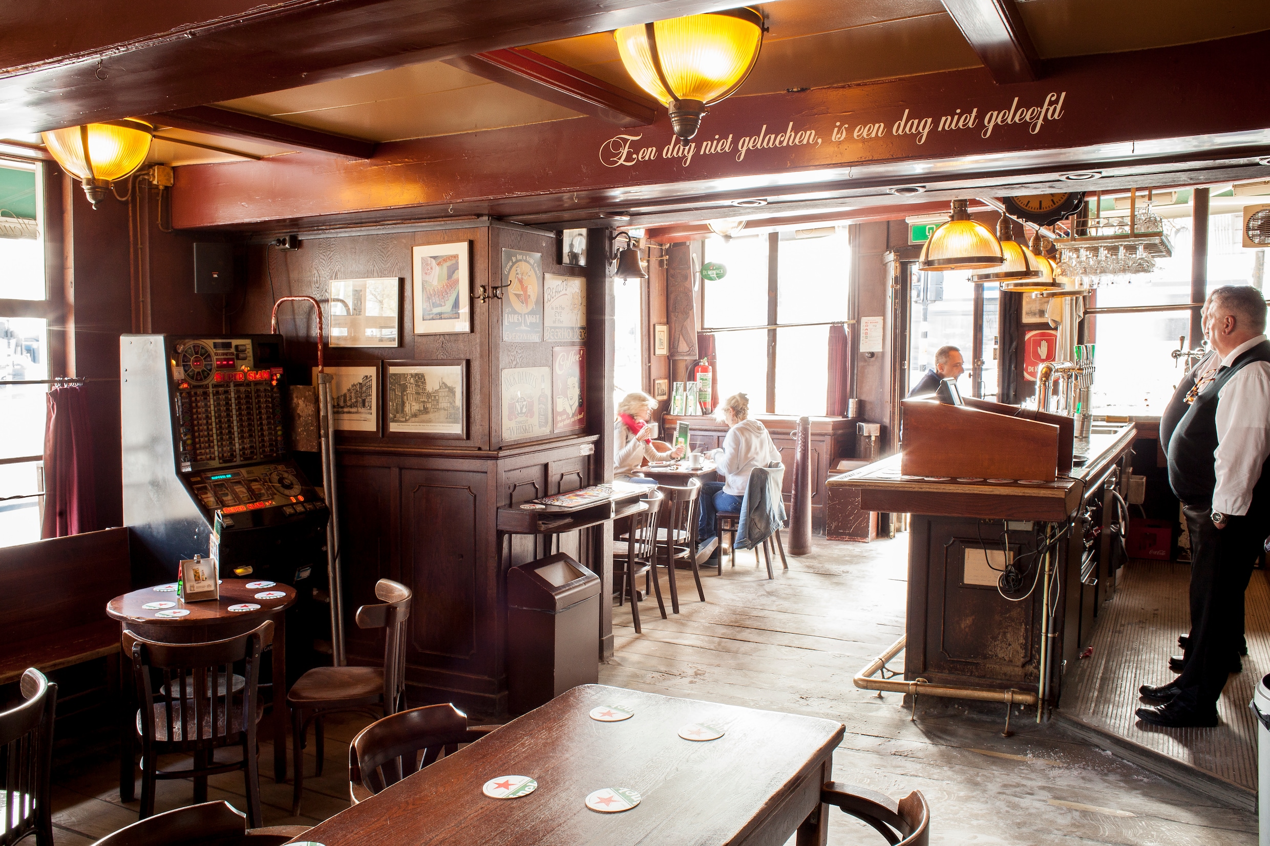 Zin in een borrel op een historische plek? Dit zijn de 6 oudste kroegen ...