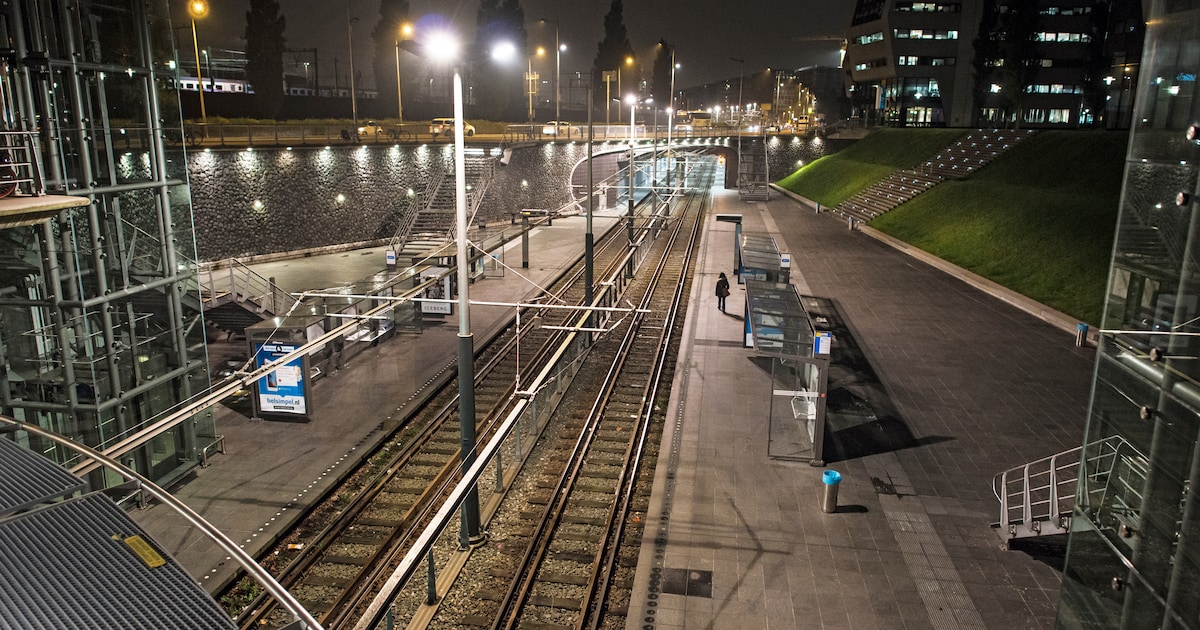 Man (38) springt van trap bij station Rietlandpark tijdens ...