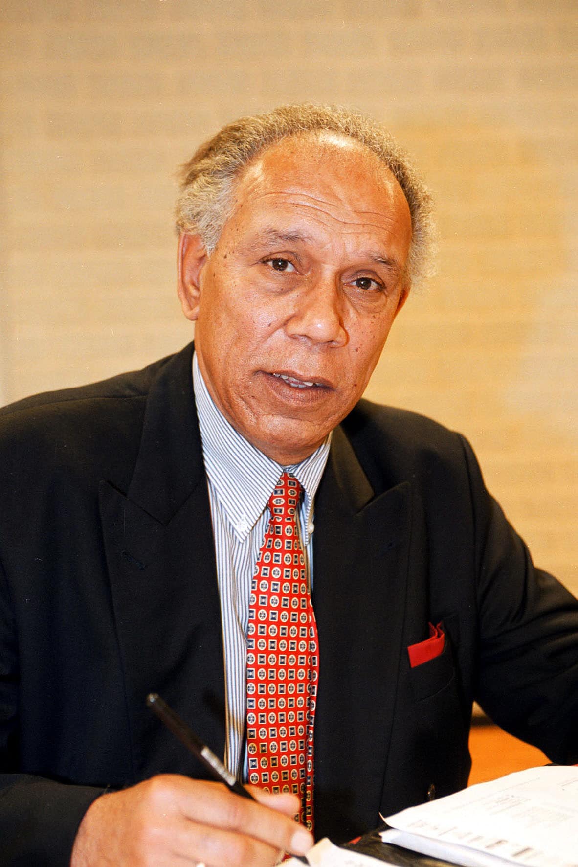 Voetbalcommentator Hugo Walker overleden | Het Parool