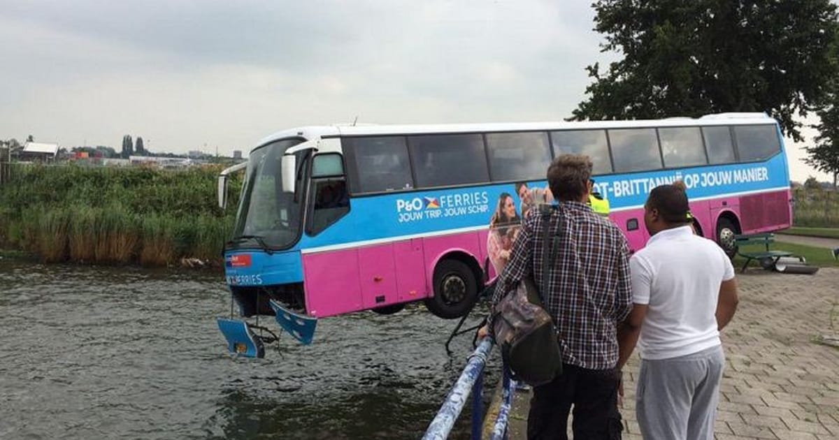 Bus bungelt boven water na ongeval in Amsterdam | Het Parool