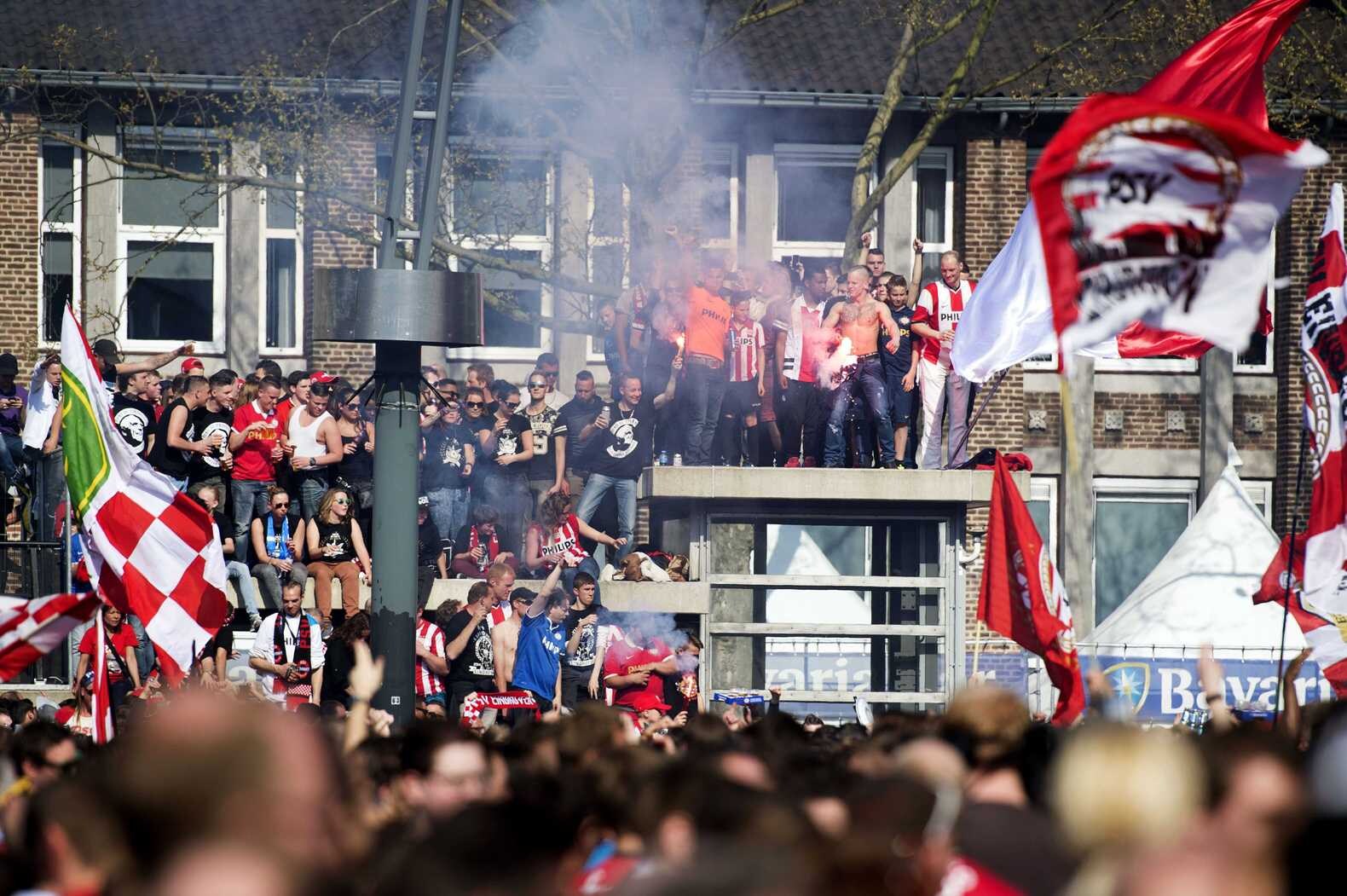 Huldiging PSV in Eindhoven trekt 100.000 fans | Het Parool